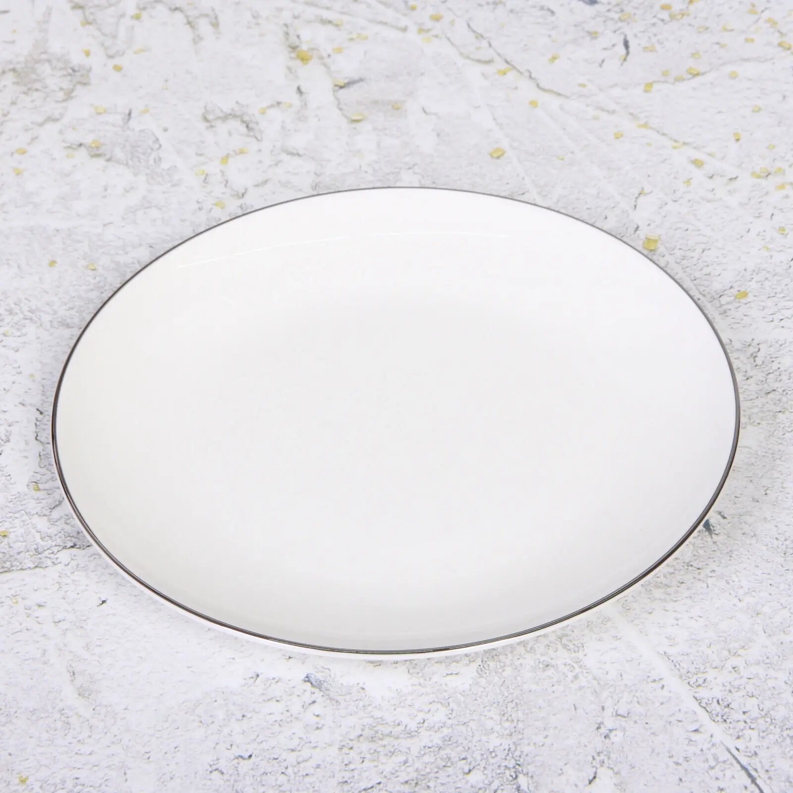 Тарелка фарфоровая «White magic Silver» 20см, гладкая, белая, с серебристой каймой