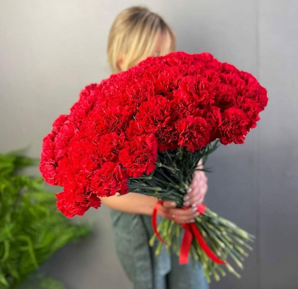 Букет живых цветов гвоздики красные 100 цветков, высота 50см /большой траурный букет гвоздик