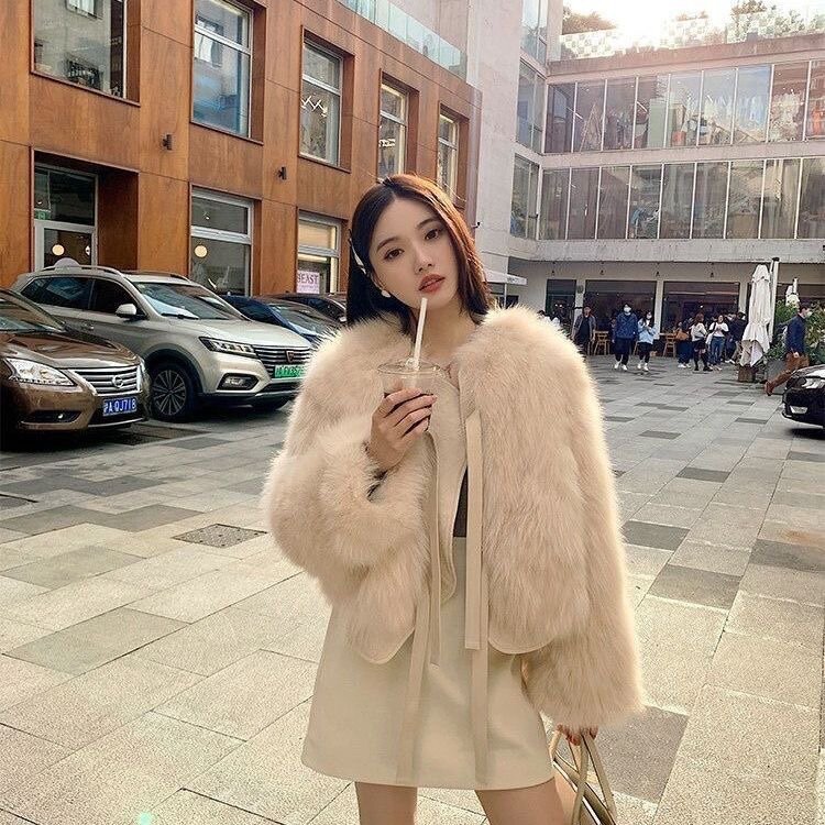 Зимняя новинка 2025 года: короткая женская шуба из искусственного меха лисы с одной бретелькой