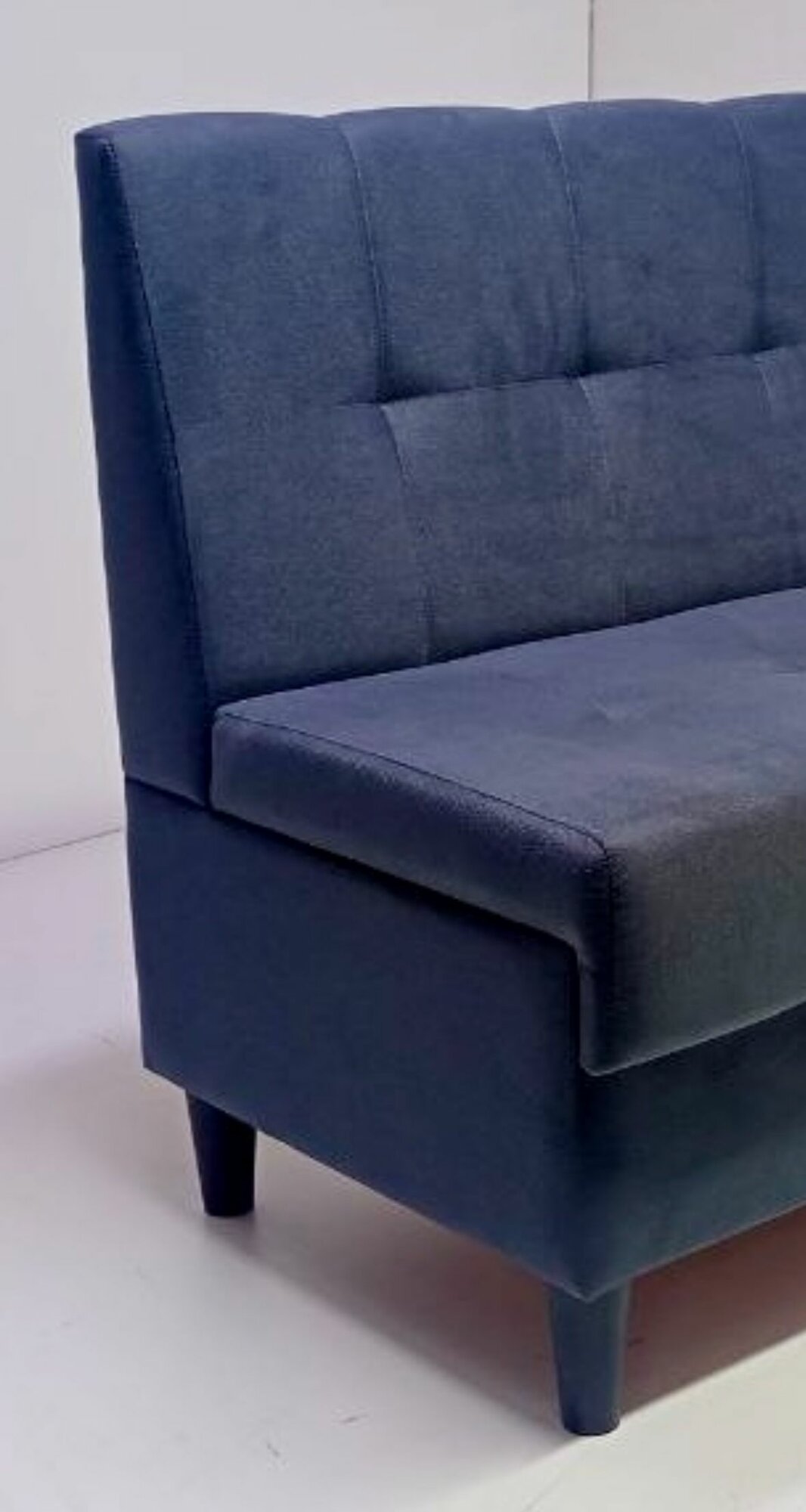 Стильный компактный диван Фабрики оникс из практичного и износостойкого материала с оригинальным дизайном, вместительным ящиком для хранения, мягким наполнителем для дома, дачи и офиса