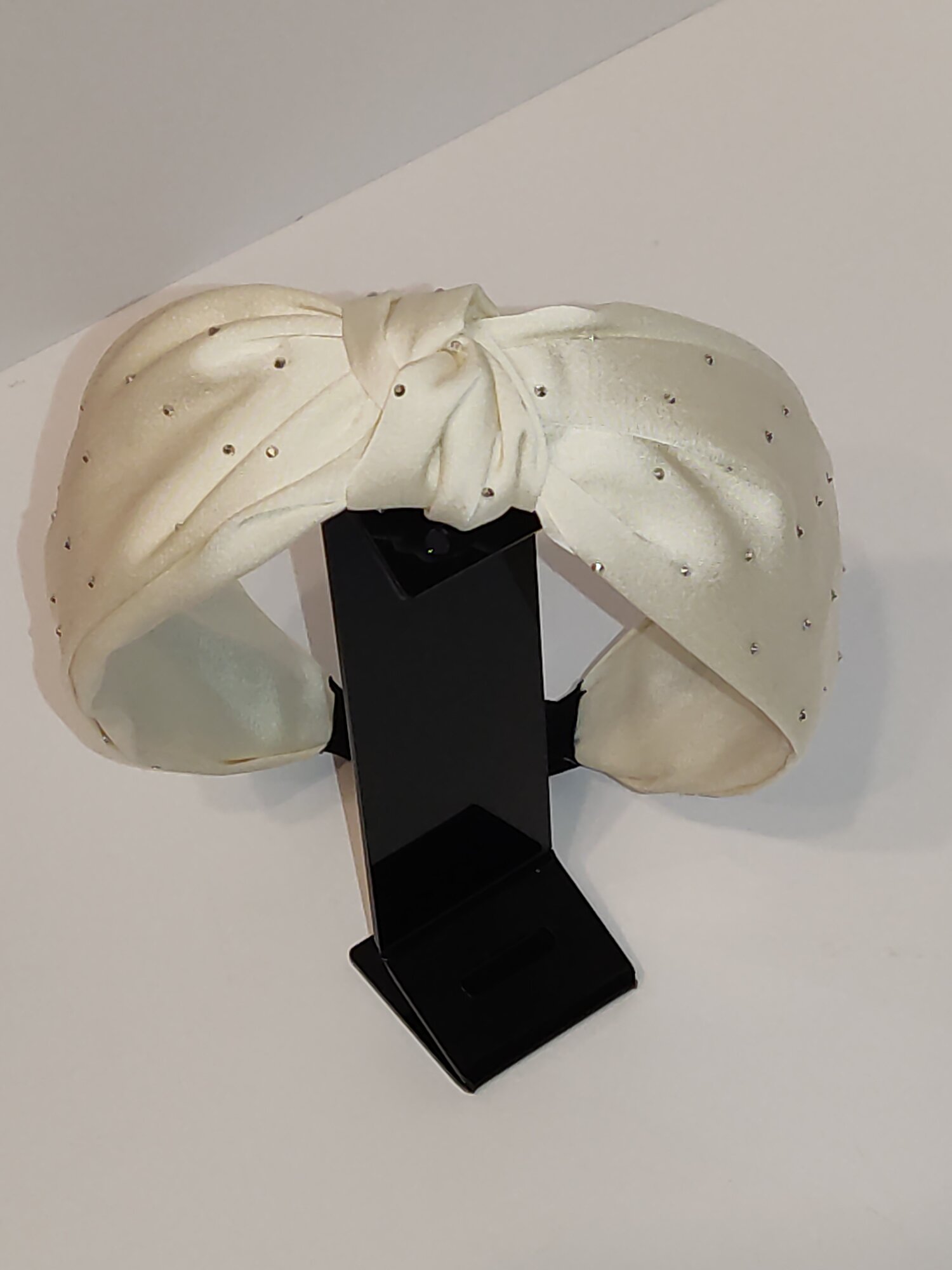 Ободок для волос "Стиль", шелк, стразы, цвет кремовый