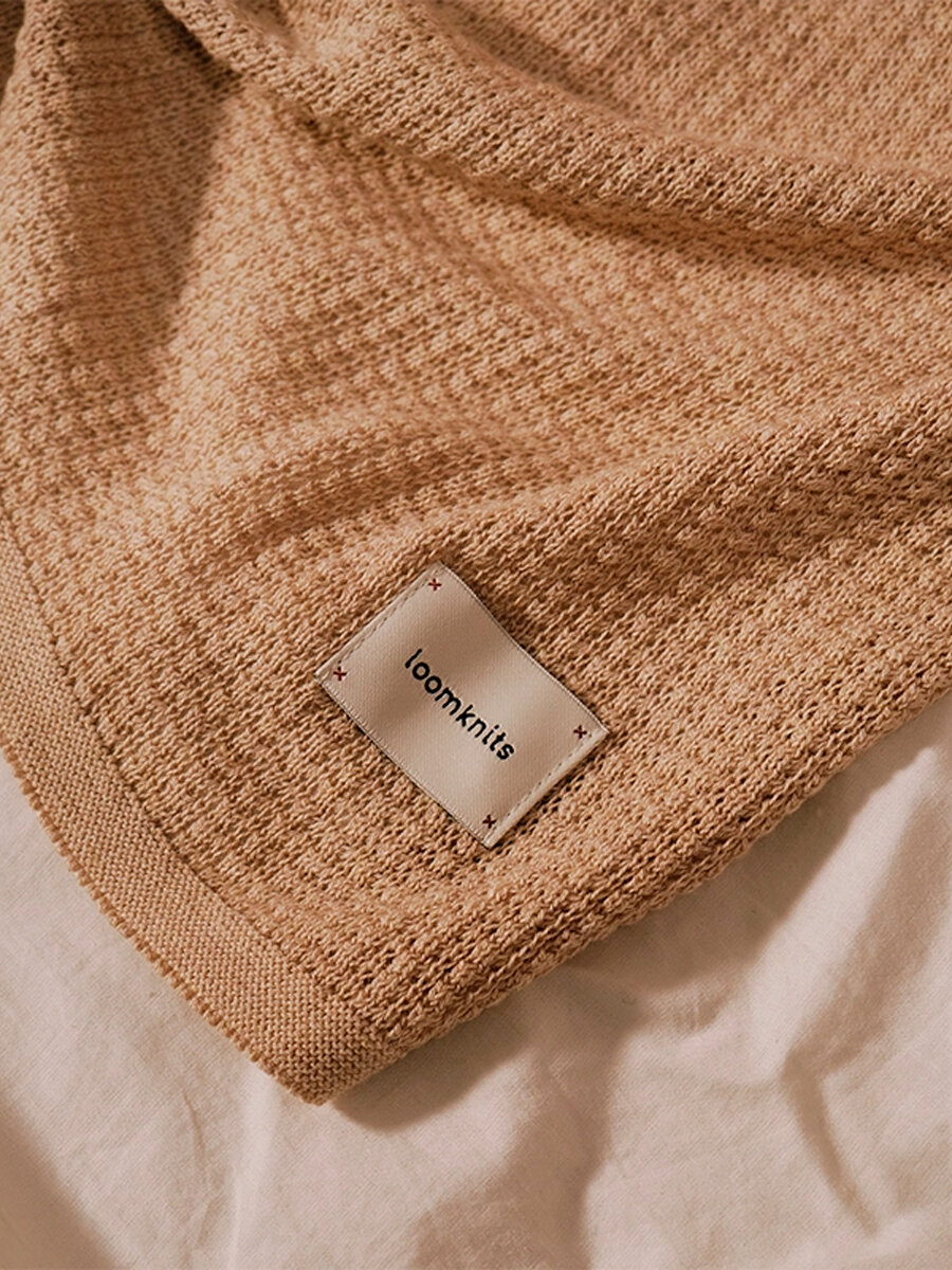 Плед для новорожденных детский вязаный Loomknits хлопковый бежевый 108×108 см — фото 1