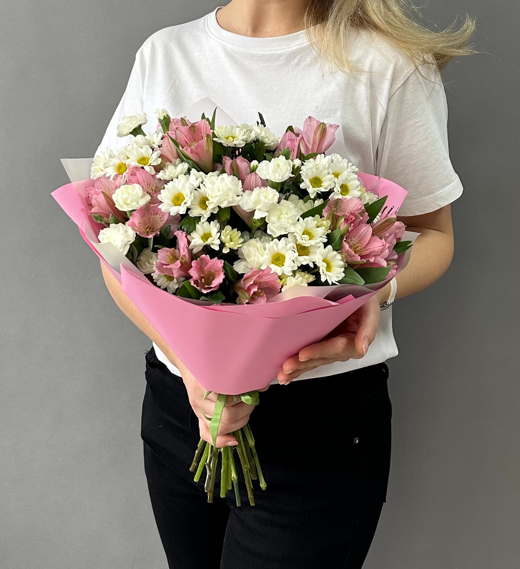 Букет живых цветов из альстромерии, хризантемы и гвоздики Букет 271 Floret размер S