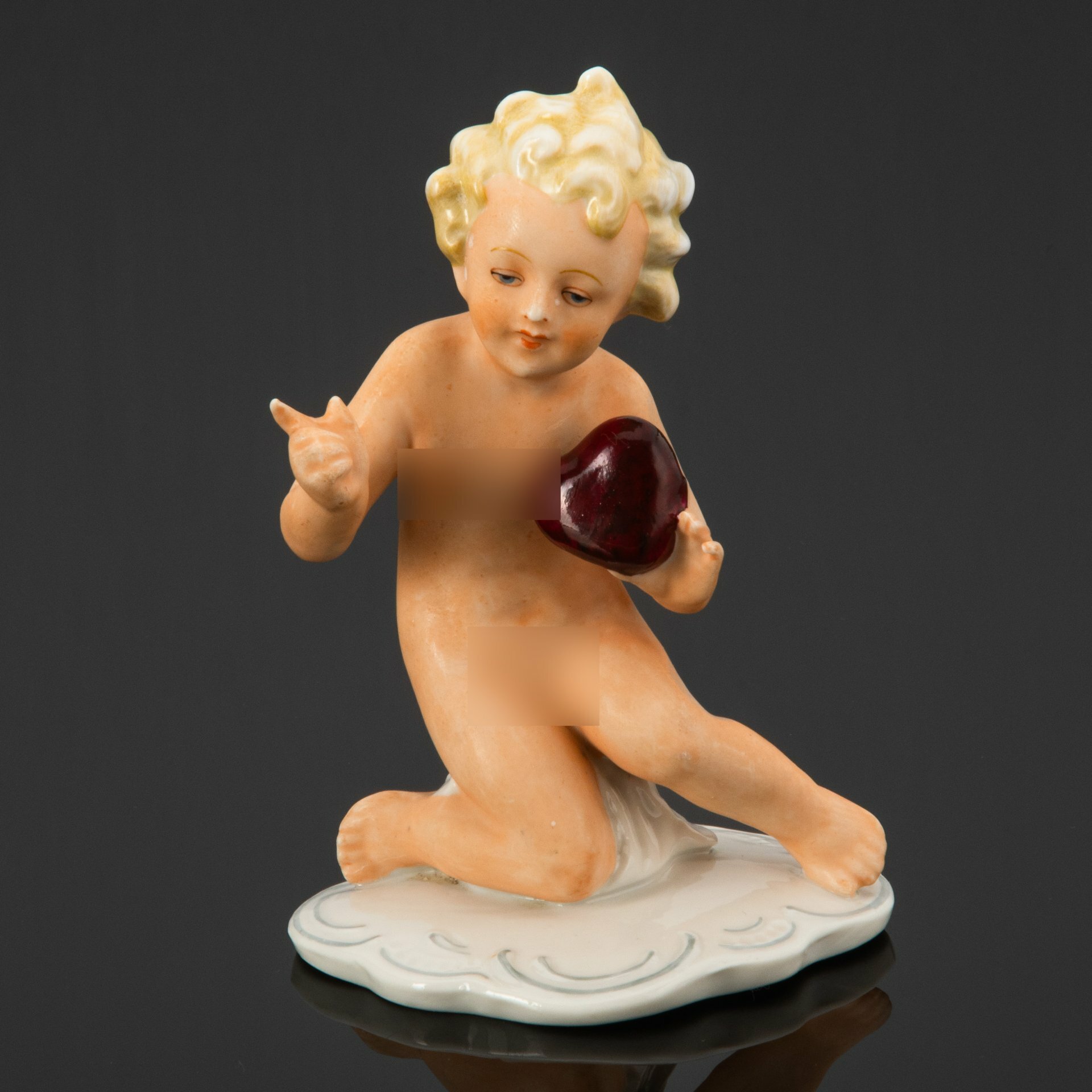 Статуэтка "Путти с красным сердцем", фарфор, роспись, Fasold & Stauch Bock Wallendorf