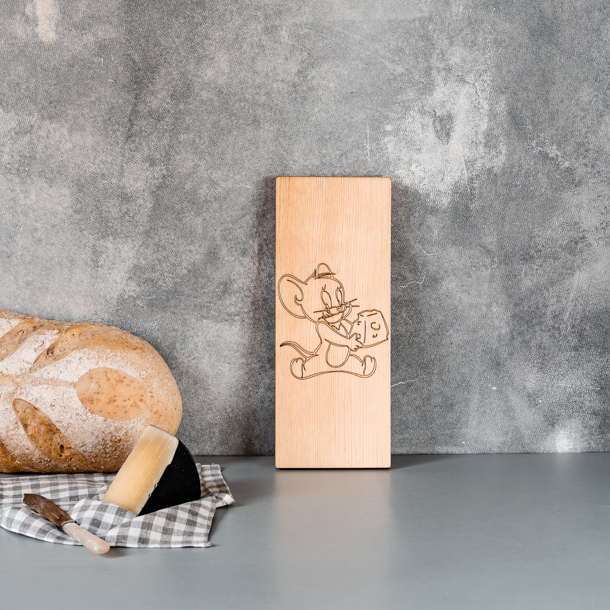 Деревянная разделочная доска из древесины сибирского кедра для мяса с гравировкой "сыр" RD30