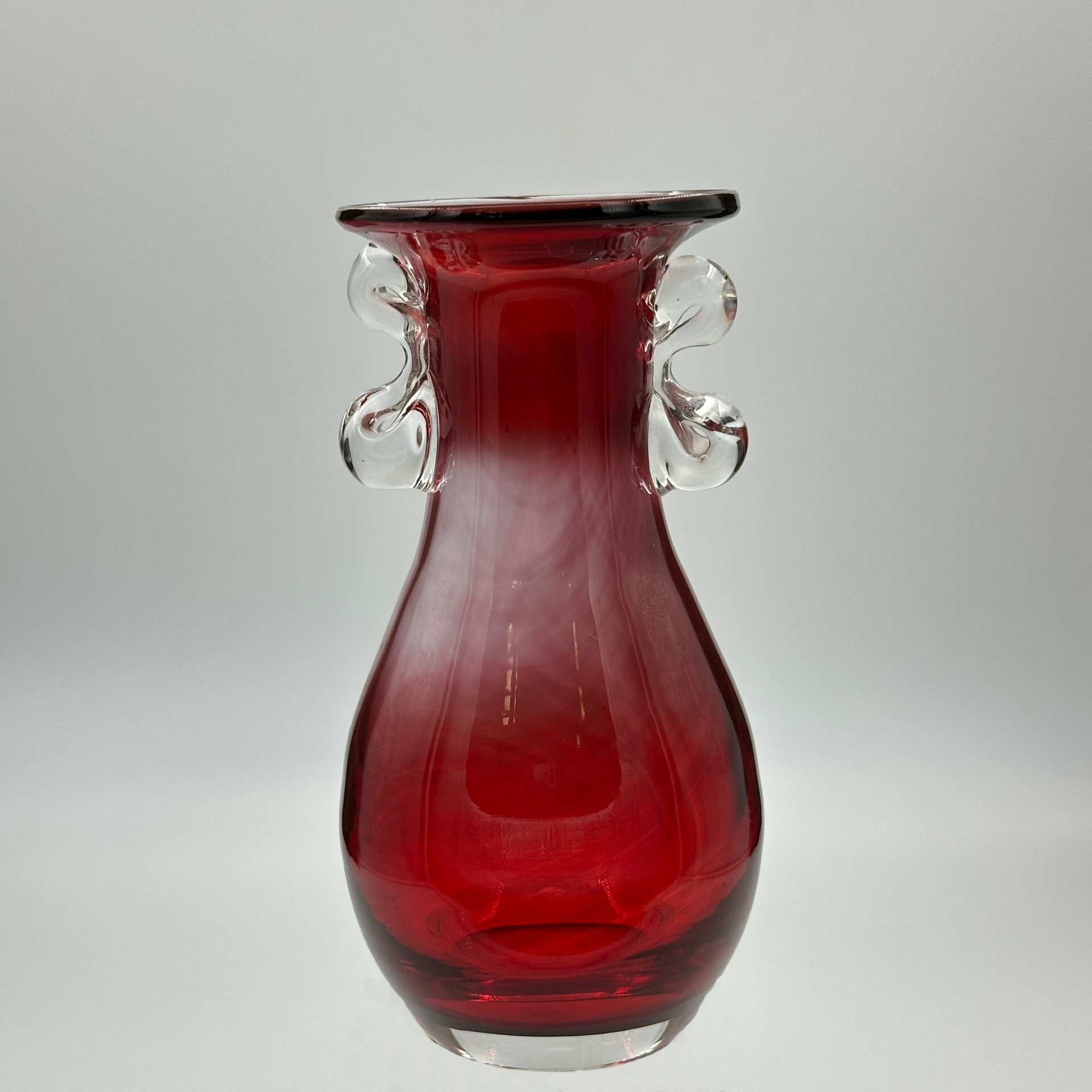 Ваза миниатюрная, малинового оттенка, стекло, гутная техника, СССР, 1950-1970 гг.