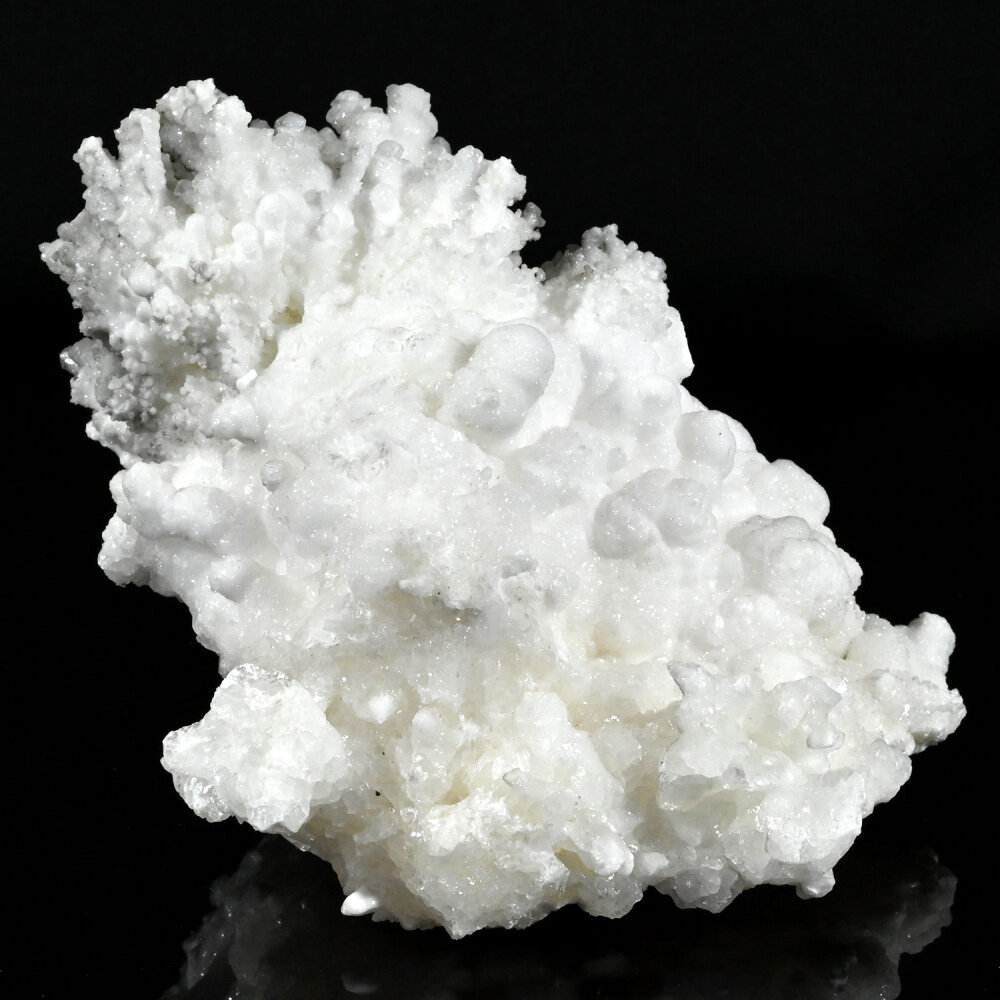 Арагонит белый кристаллическое образование 160*130*120мм, 1561г .