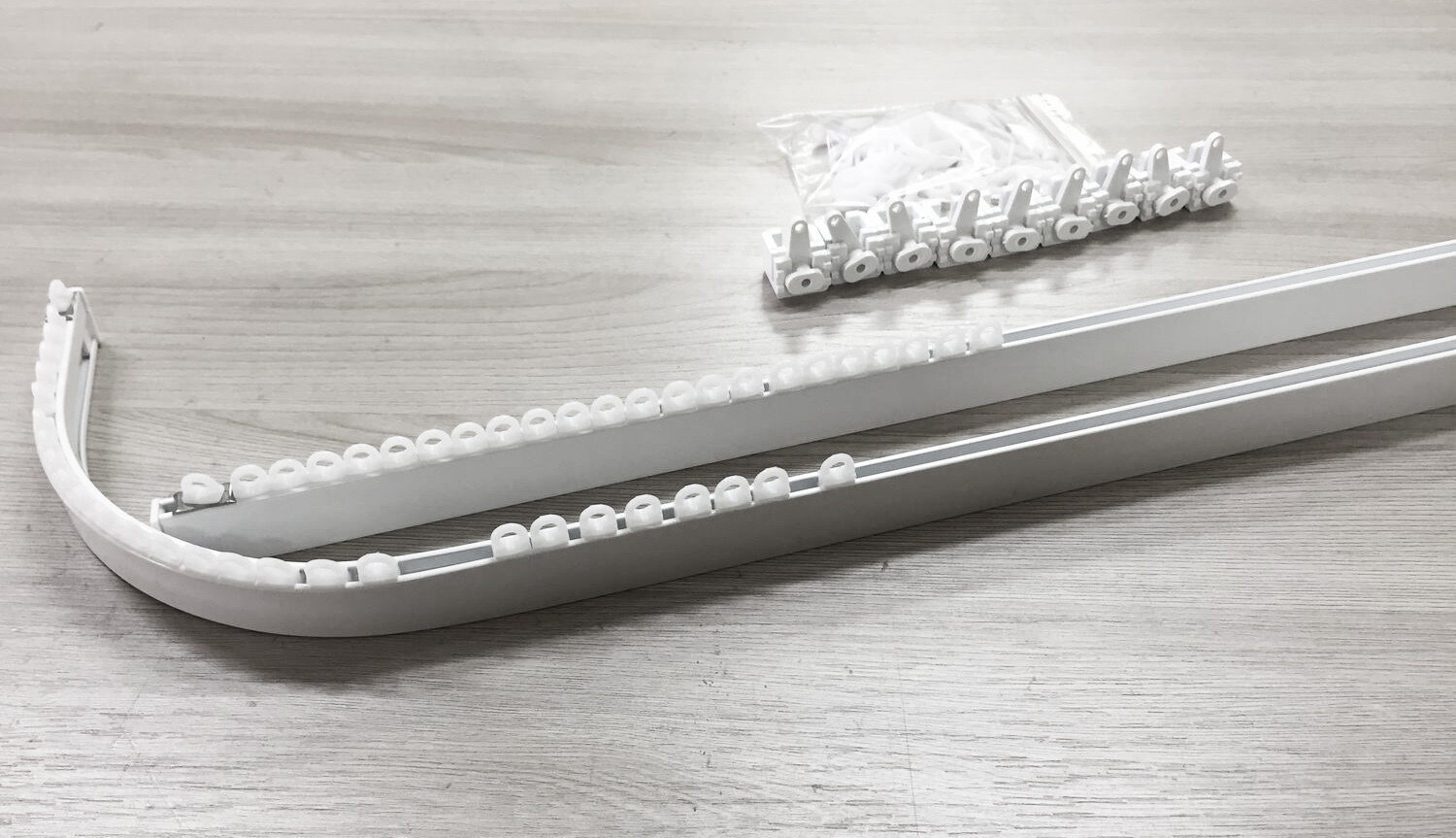 Профильный карниз с загибом Симпл двухрядный. Крепление к потолку.