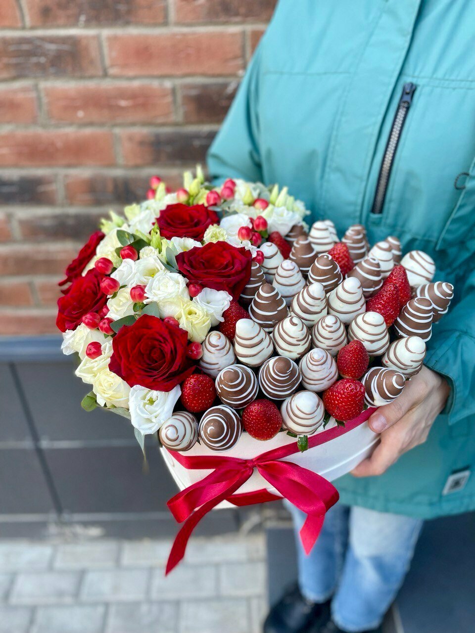 Коробка сердце с клубникой в белом и молочном шоколаде, без посыпок, микс цветов в красно-белом оттенке, Classic, 30 см