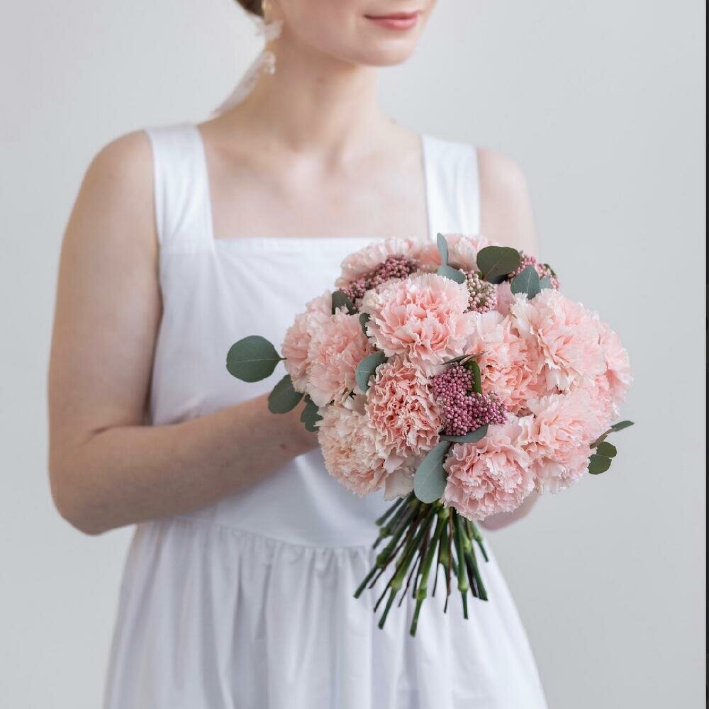 Букет невесты из пушистых диантусов в классической круглой форме с озотамнусом и эвкалиптом