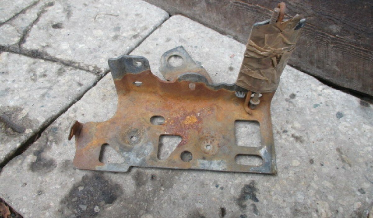 Крепление АКБ (корпус, крышка, подставка) Qashqai (J10) Nissan