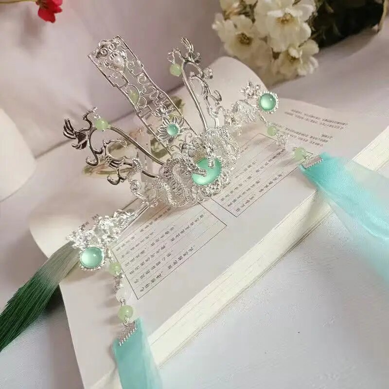 Посеребренная корона с драконом и лентами, цвет: 1green blue