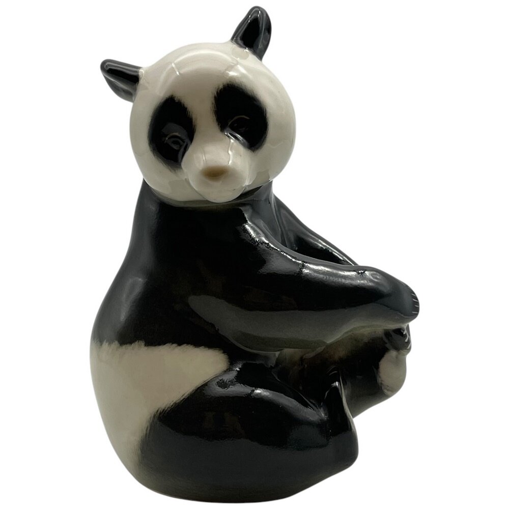 Фарфоровая статуэтка "Медвежонок панда сидящий" 1960-1970 гг. Автор П. П. Веселов, ЛФЗ, СССР (Лот №3)