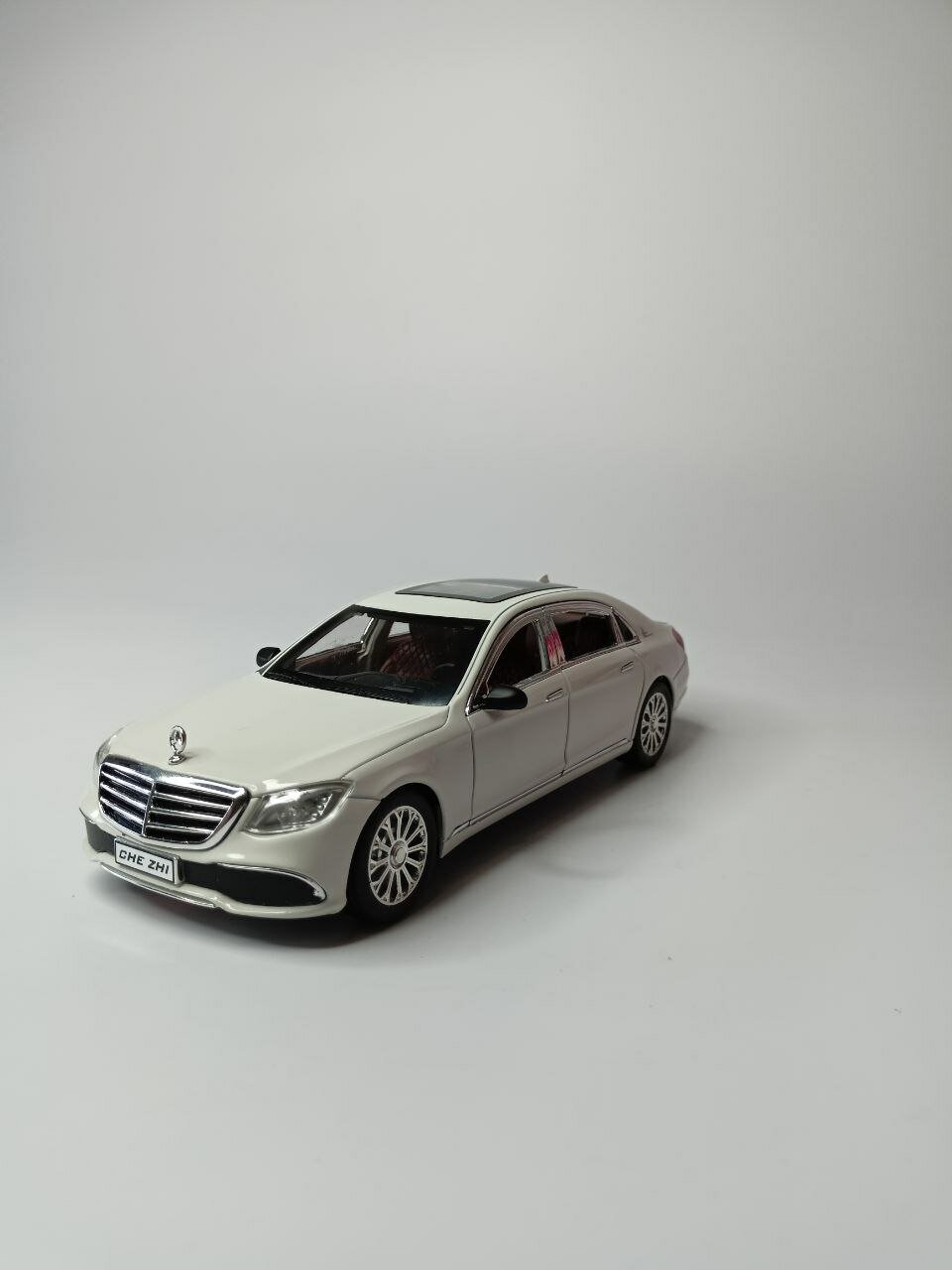 Коллекционная машинка игрушка металлическая Mercedes-Benz E-300eL масштаб 1:24 белый