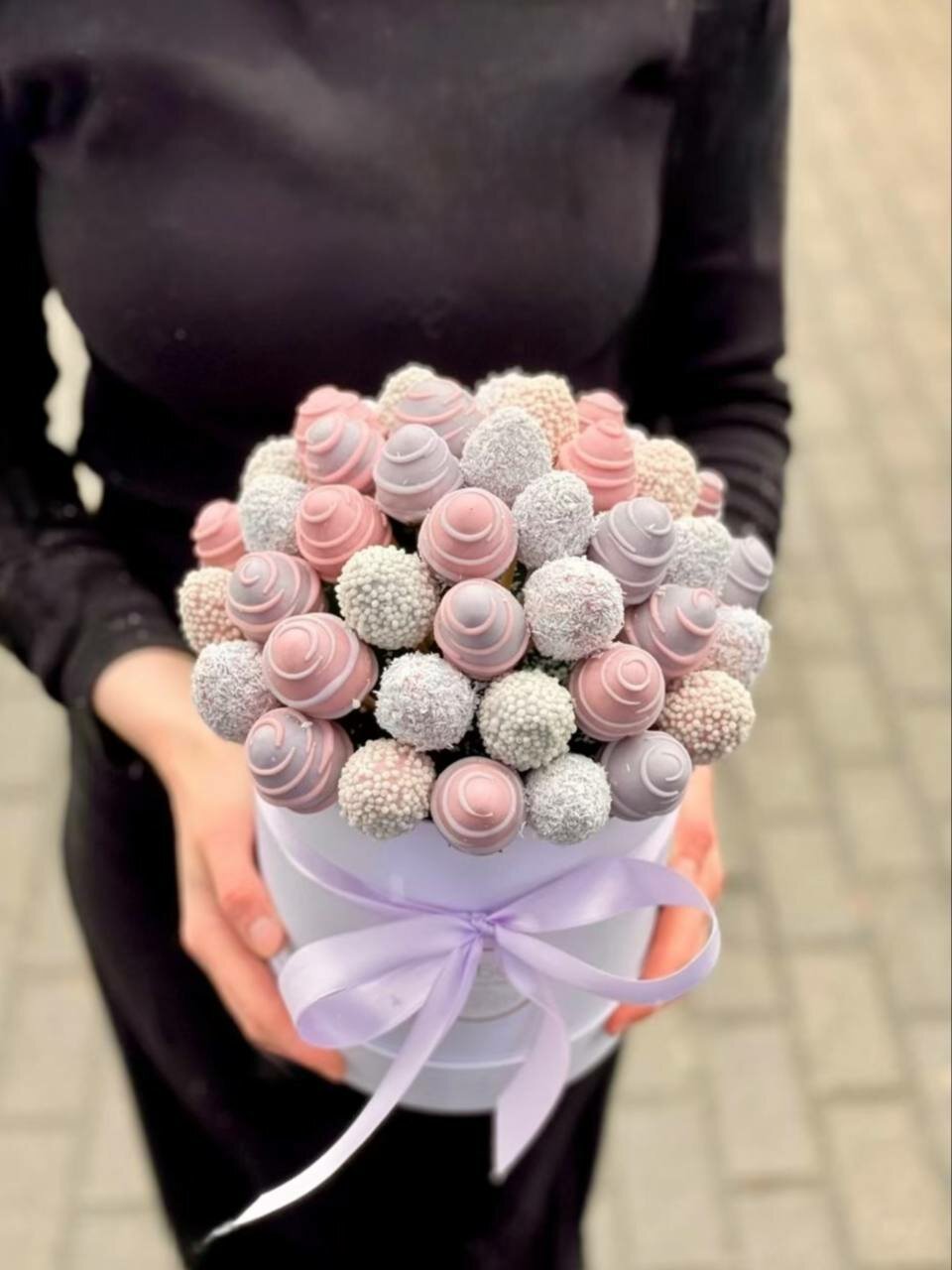 Бокс круглый с клубникой в розовом и фиолетовом шоколаде, кокос, белый воздушный рис, Purple, 20 см