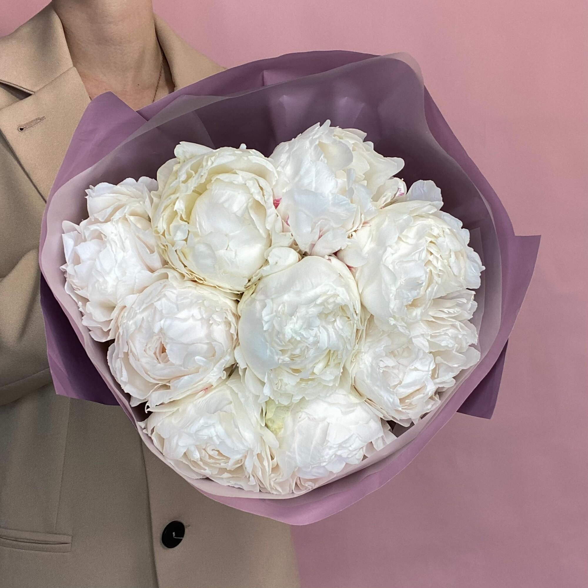 Белые пионы (пион 9 шт.), высота букета 40 см, ширина букета 20 см