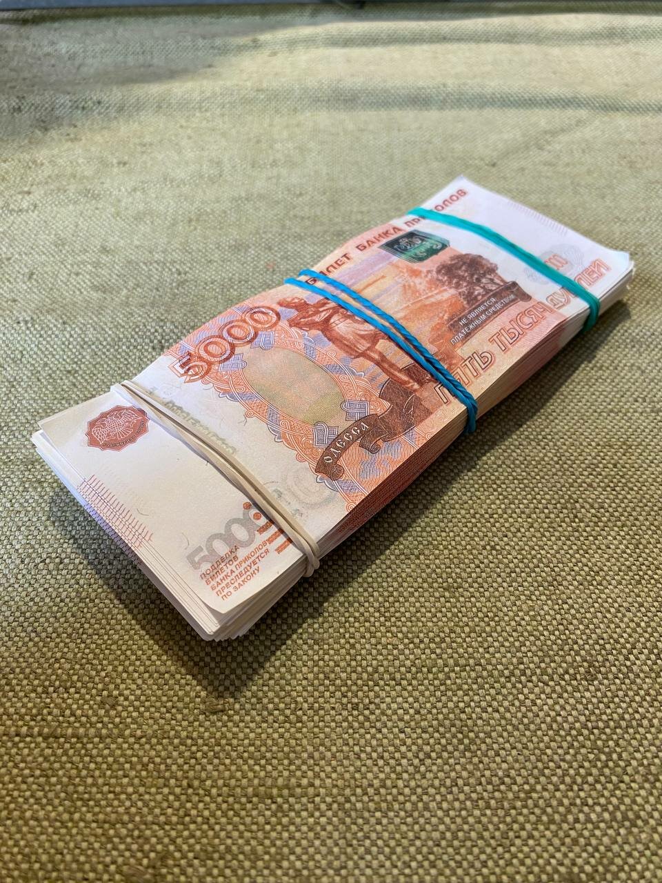 500 тысяч рублей (бутафорских комплект сувенирных денег стилизованных под Б/У)