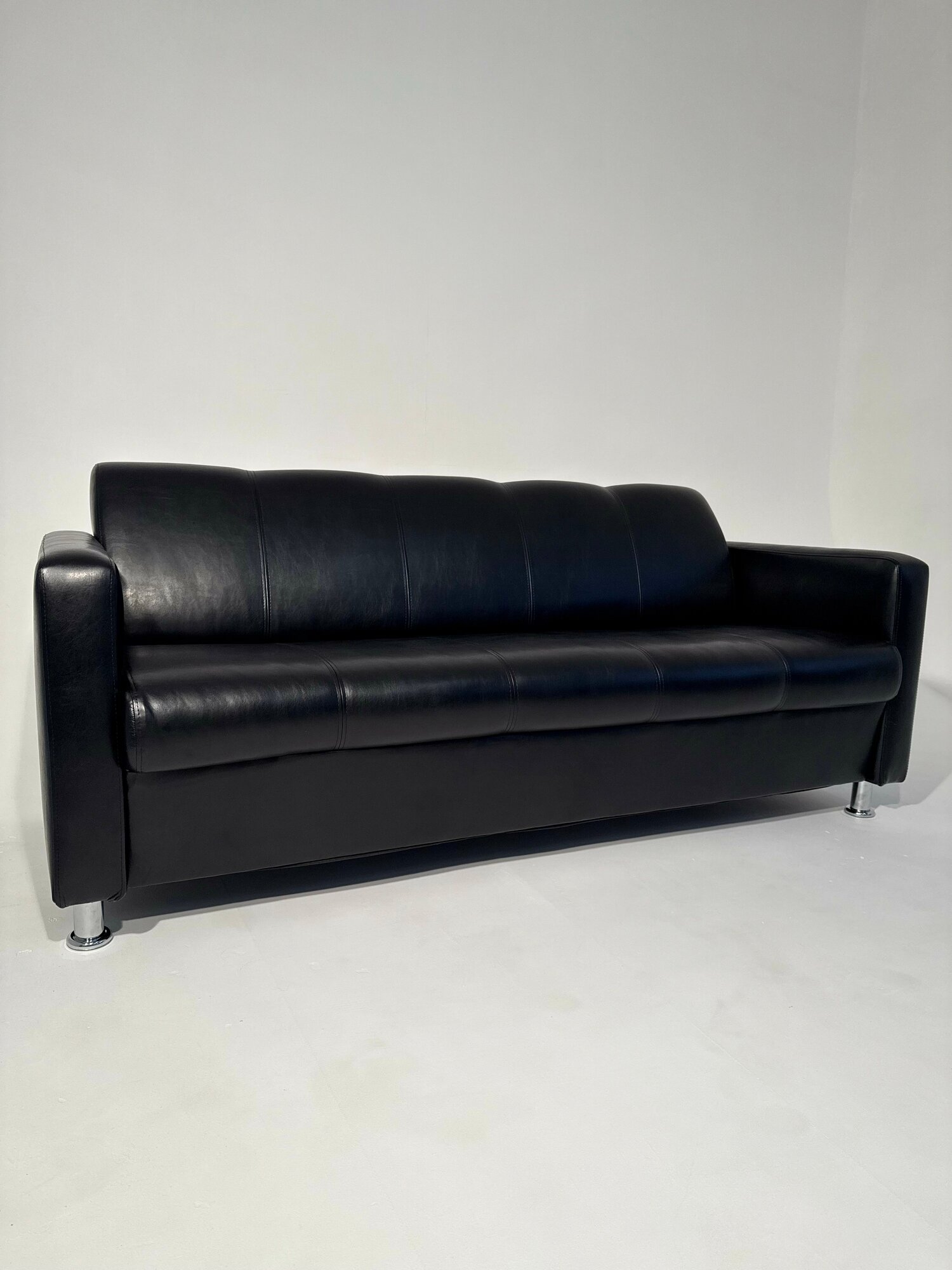 Диван офисный Сенатор 1800, механизм Нераскладной, 180х80х82 см, черный глянцевый, с отделочной строчкой