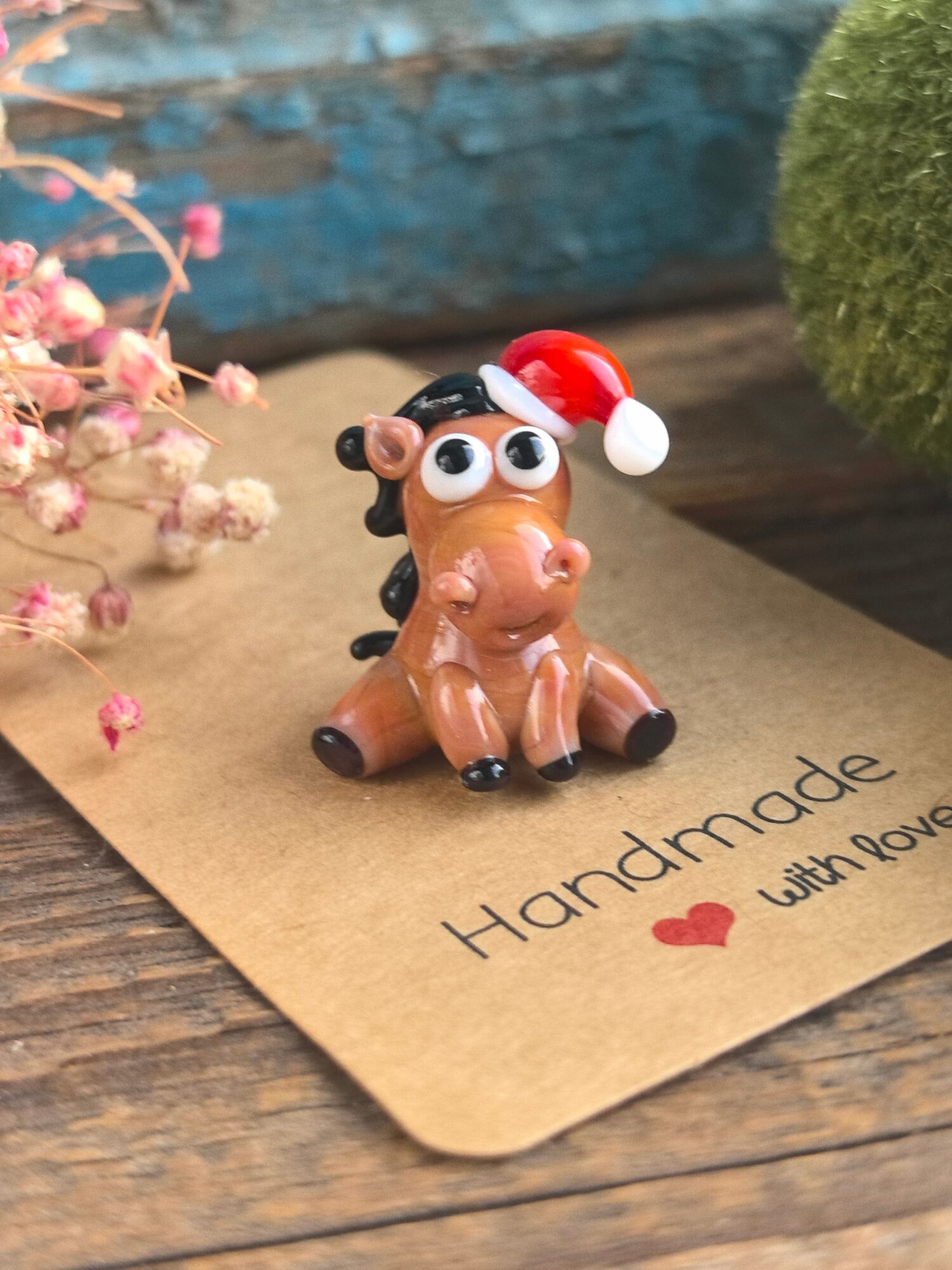 Фигурка стеклянная лошадь в шапке Санты подарок на Новый год 2026