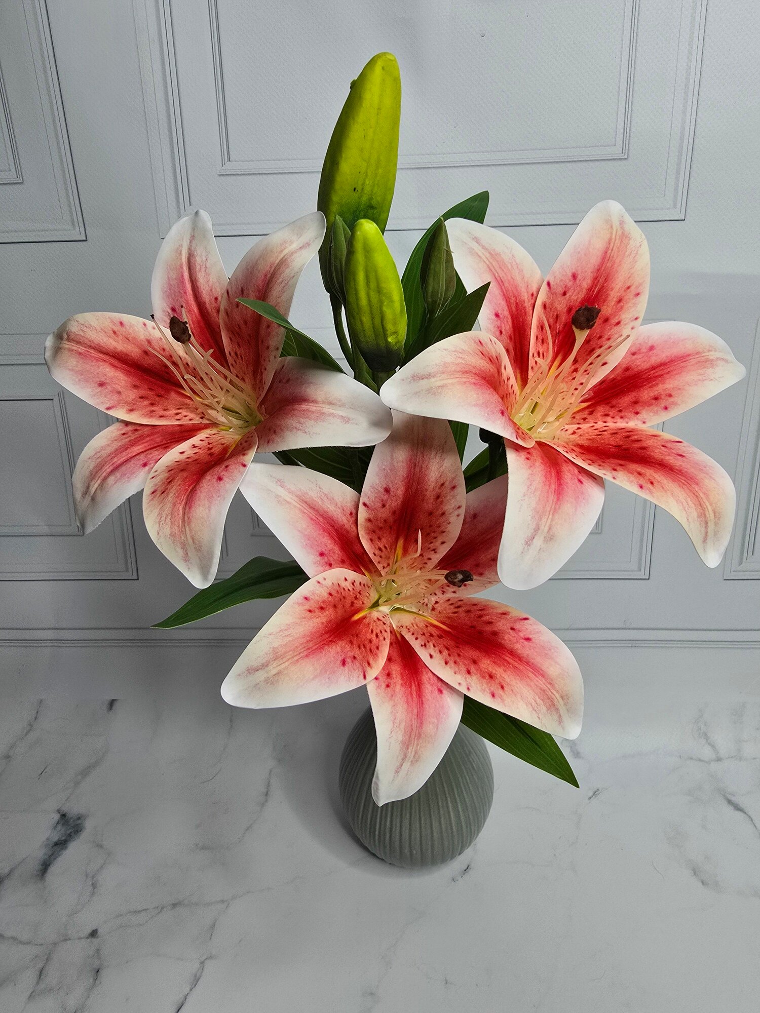 Искусственное растение Holodilova, латекс, красная лилия, ветка, 40 см, 3 соцветия, листья, зелень