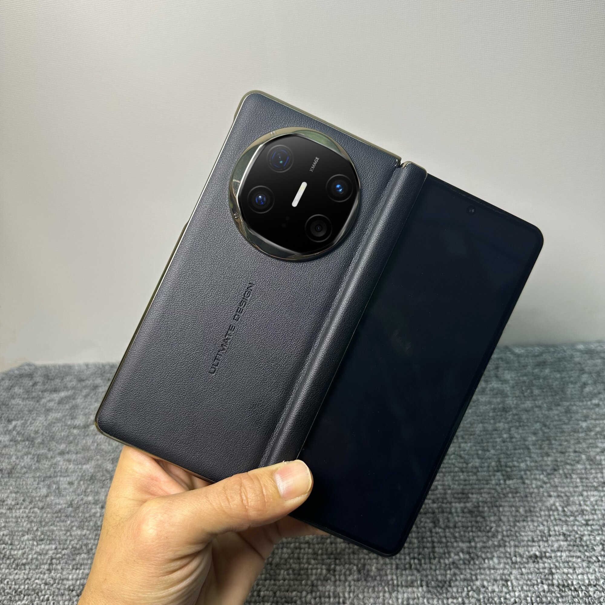 Чехол для Huawei Mate X6 в темно-черном цвете с магнитной петлей, тонкий и ударопрочный для складного телефона