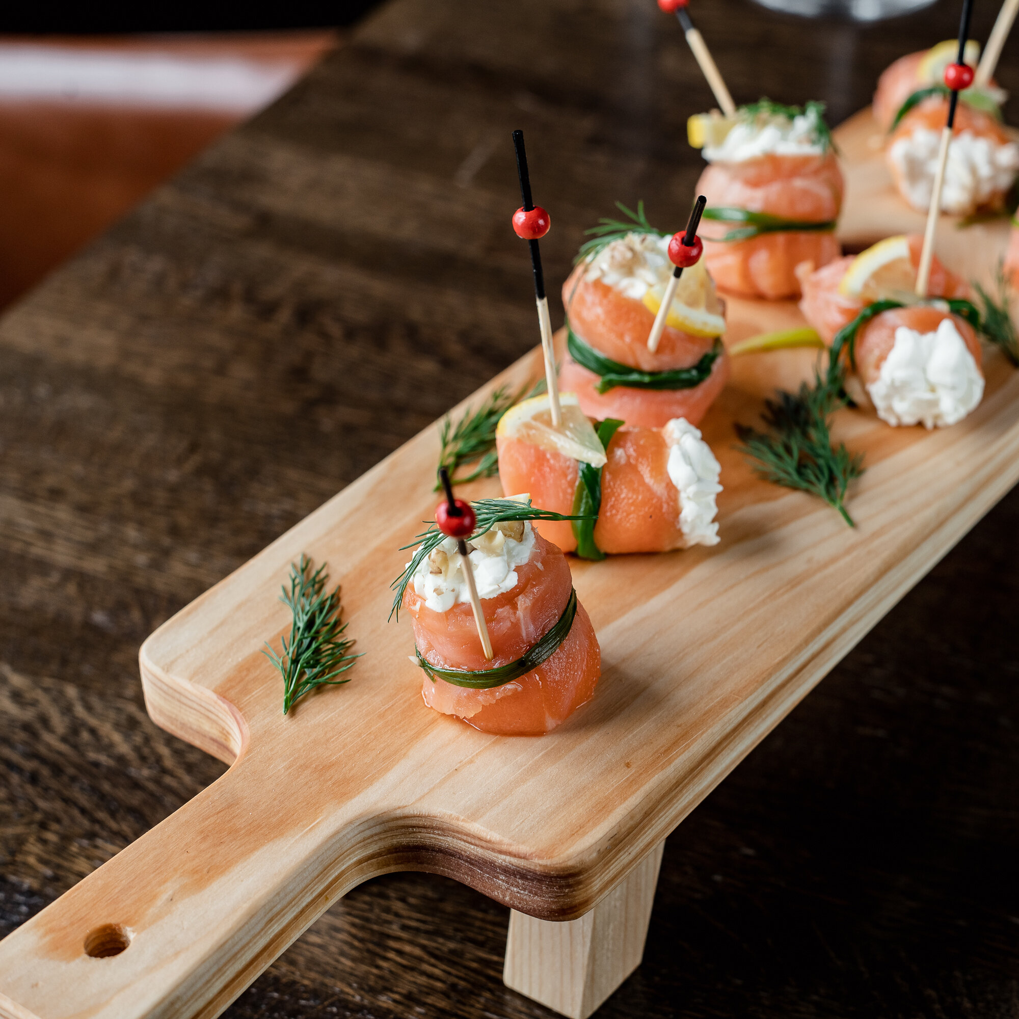 Деревянная сервировочная доска для подачи блюд и закусок из древесины кедра. Art of Siberia. RD10