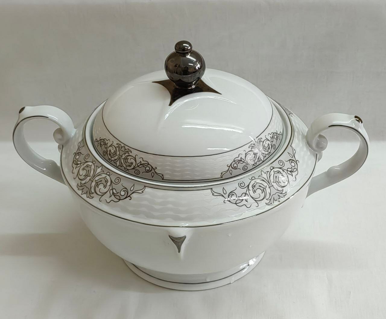 Супница "HI-LUXE Gold". Объем 2,8 л.