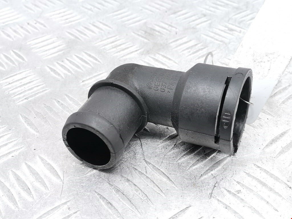 Фланец (штуцер системы охлаждения тройник) Volkswagen Golf 4 037121619 арт. 2053720