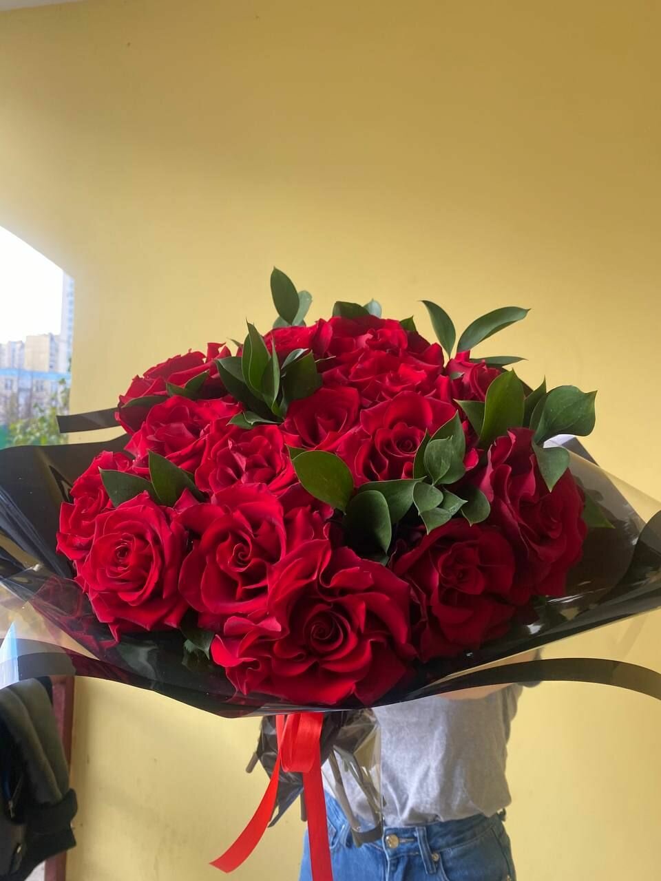 Букет Well-Flowers "Французские розы", 15 роз, 55см, круглый, листья рускуса, XL, букет свежих цветов