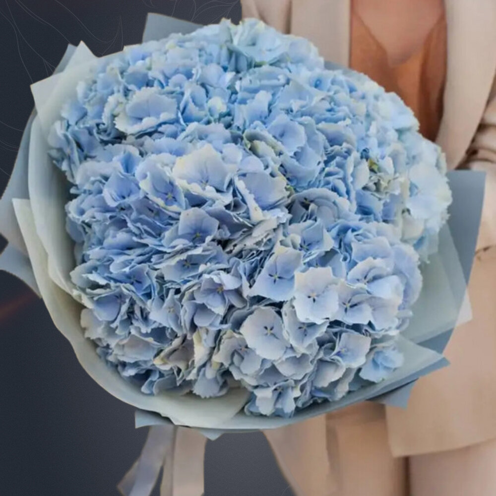 Классический букет из 7 голубых гортензий в корейской пленке от 2name Flowers