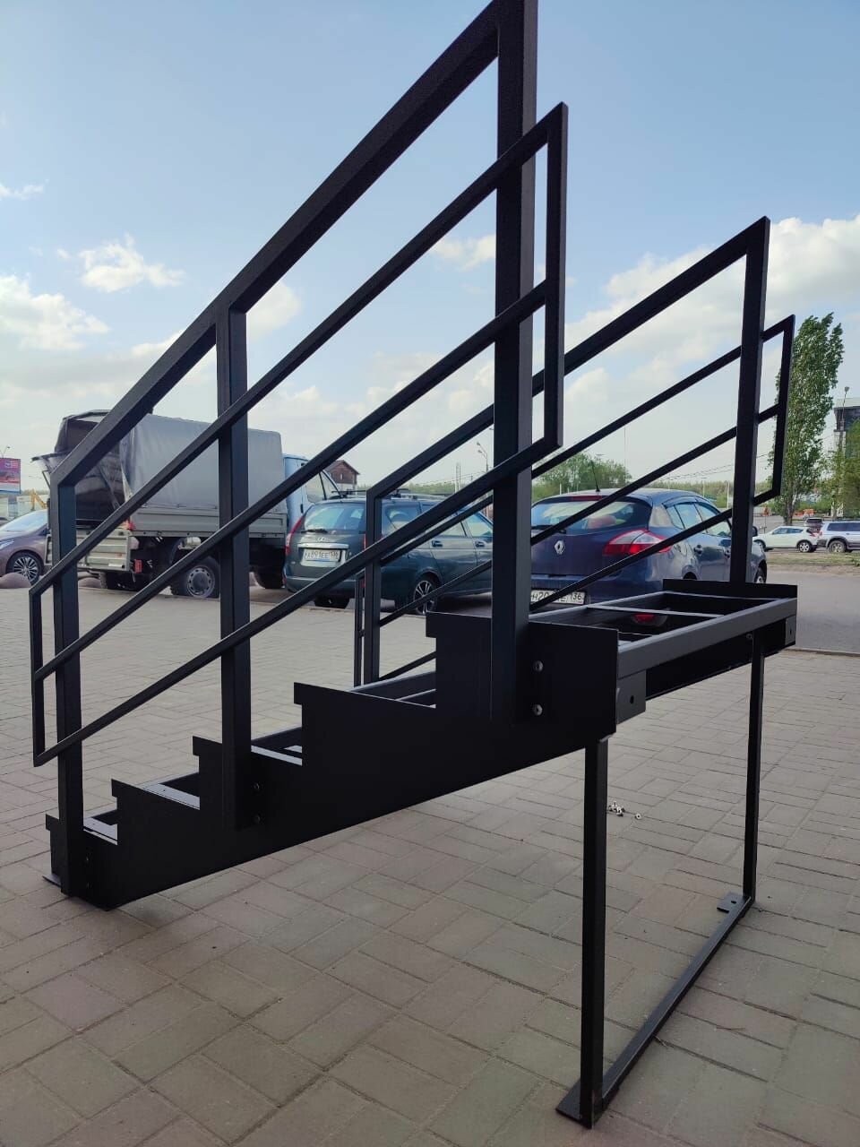 Лестница-крыльцо 6 ступеней , без ДПК, ограждения с двух сторон. Ширина 1.5м, высота 1.02м.