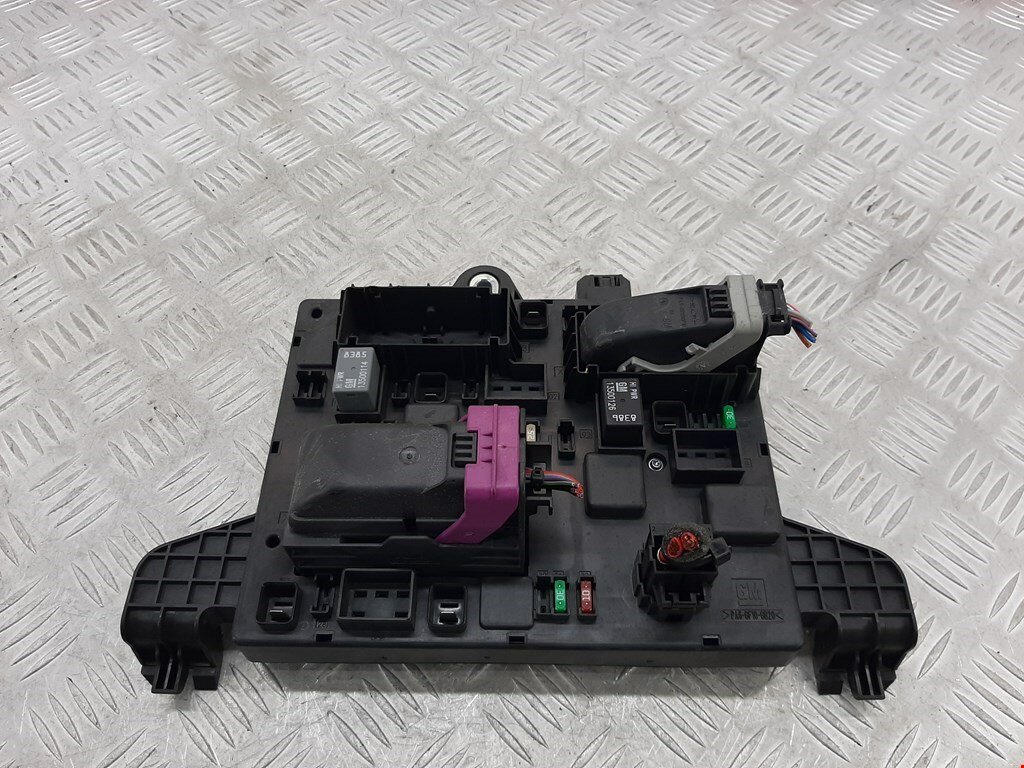 Блок предохранителей Opel Astra J 13302305 арт. 1832139