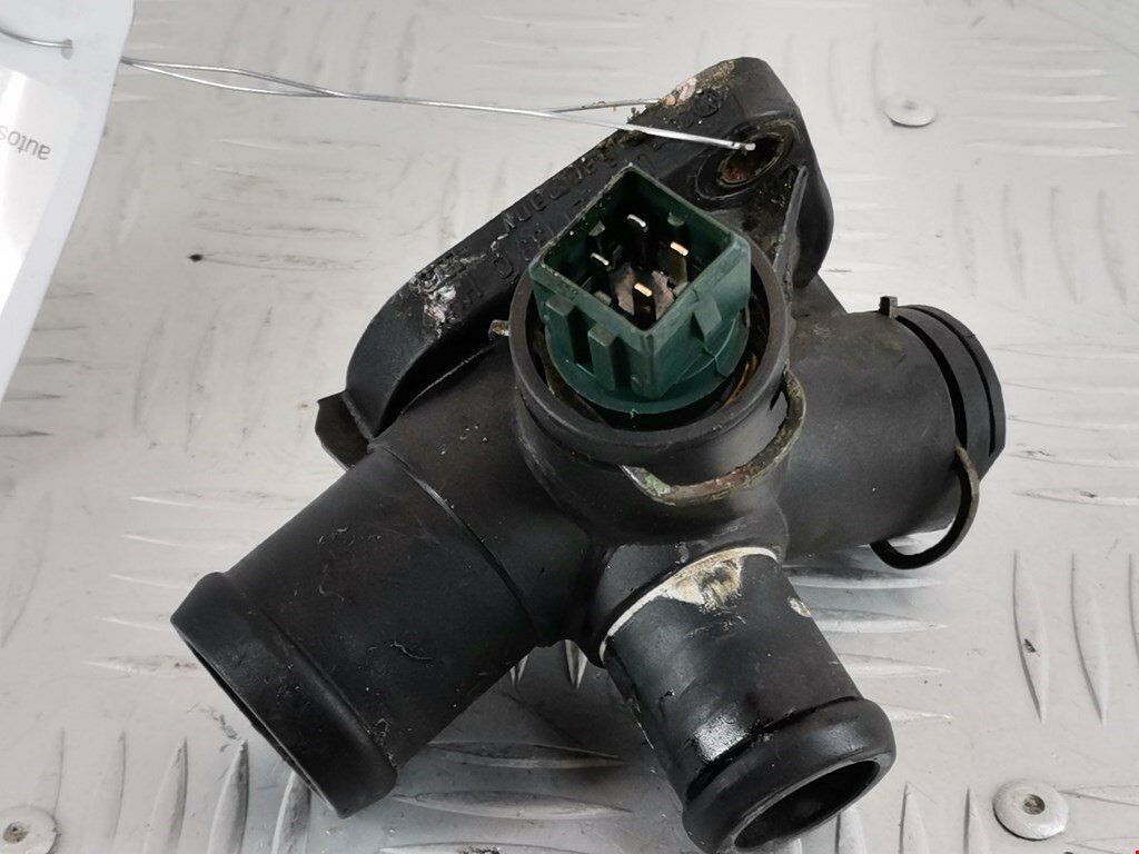 Фланец (штуцер системы охлаждения тройник) Volkswagen Passat 5 050121132A арт. 1502712