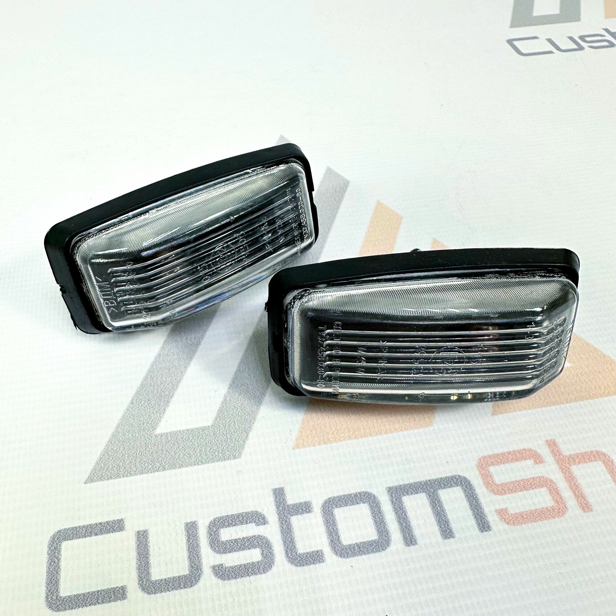 Белые повторители поворотов в крылья ВАЗ 2110 / 2111 / 2112 / 2113 / 2114 / 2115