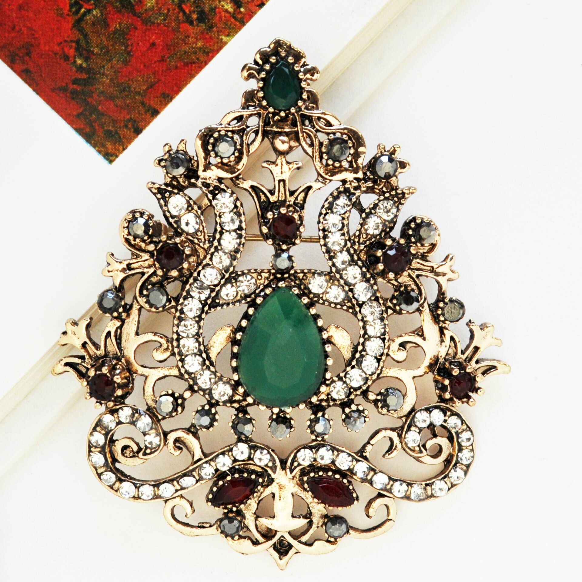 Брошь, стразы