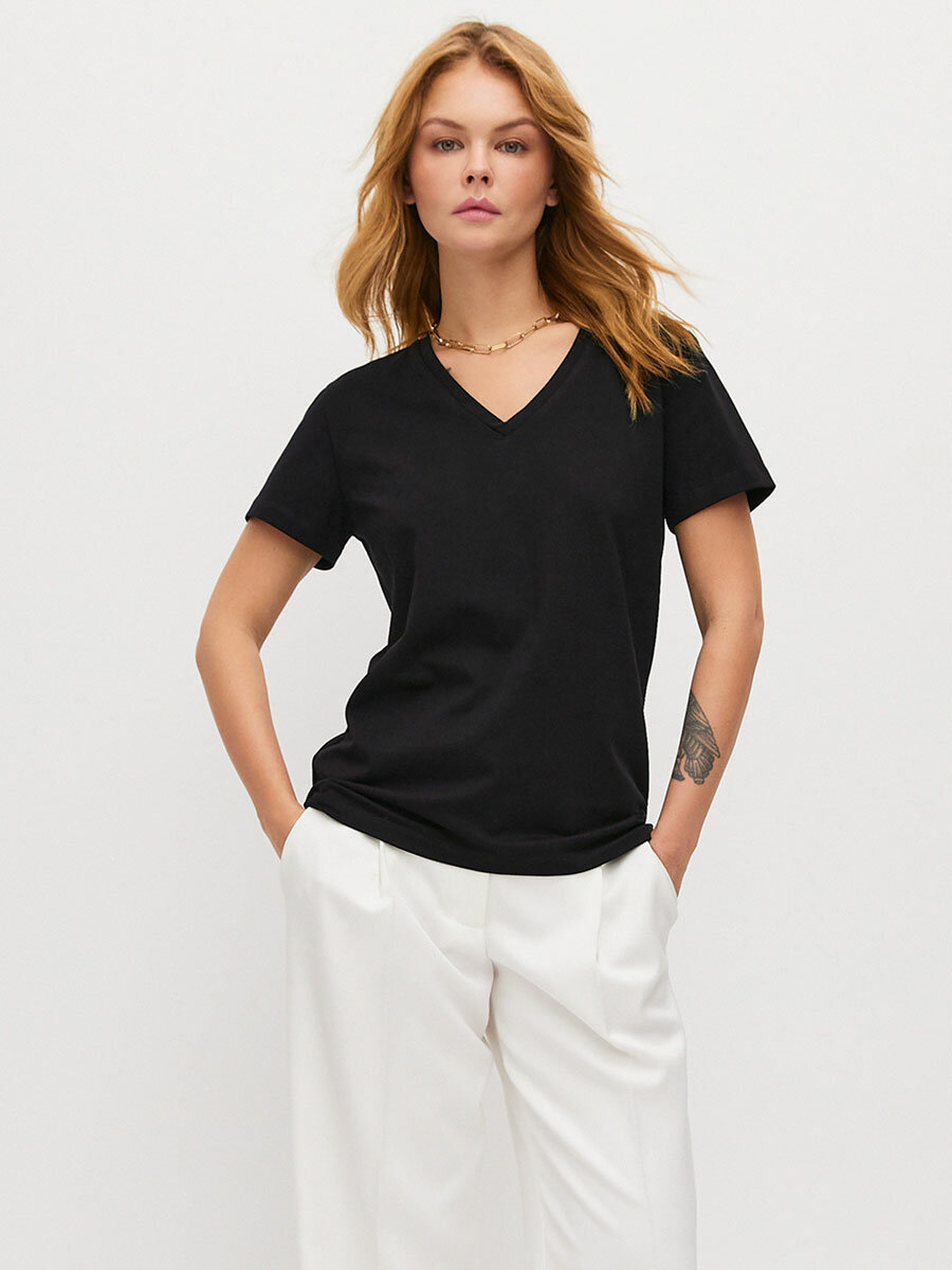Футболка с V-образным вырезом