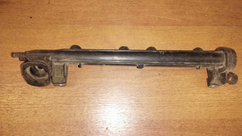 Топливная рампа форсунка Volkswagen Golf 4 1.6 AKL 06A133317A