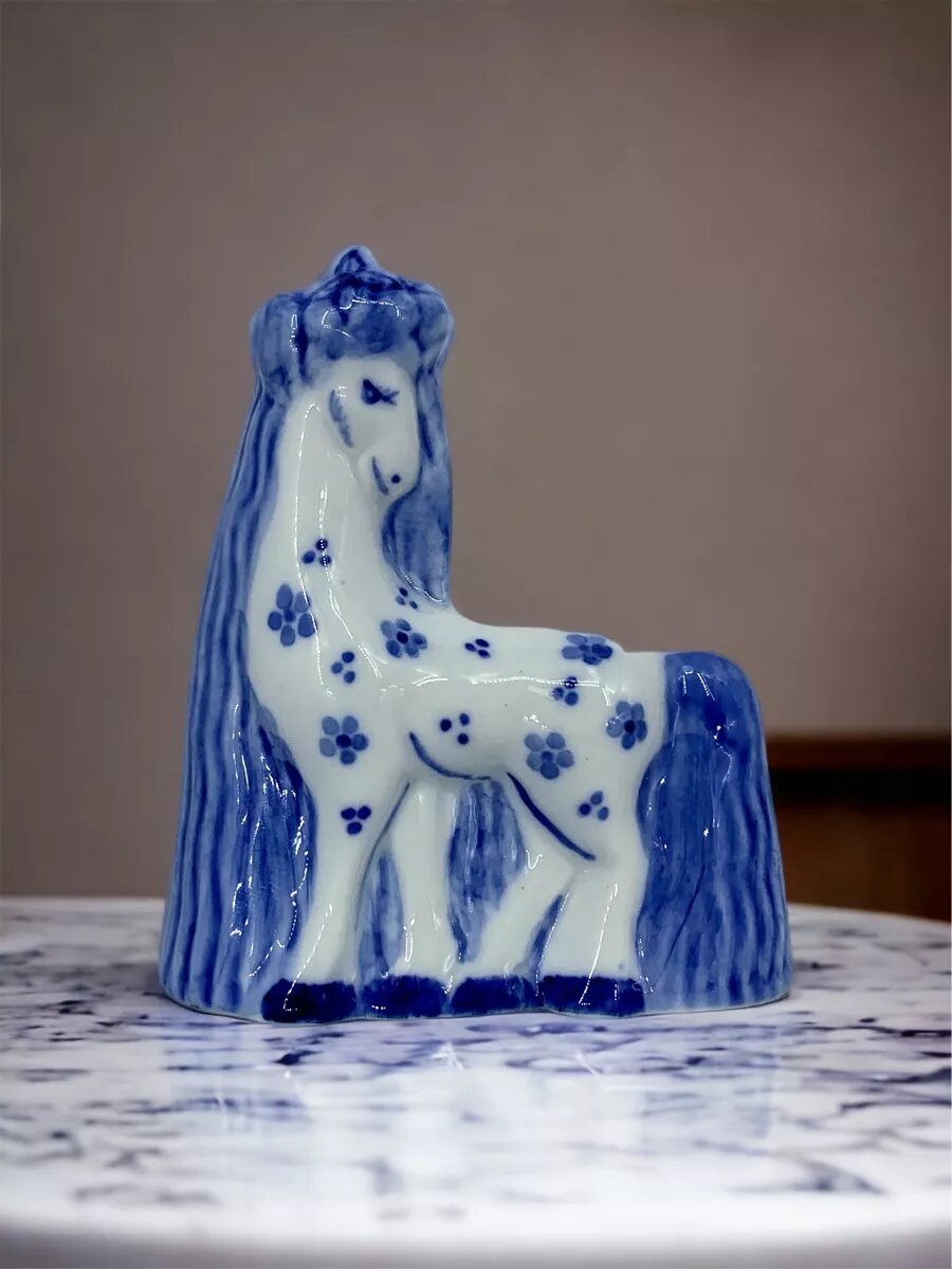 Фарфоровая статуэтка "Лошадка невеста"