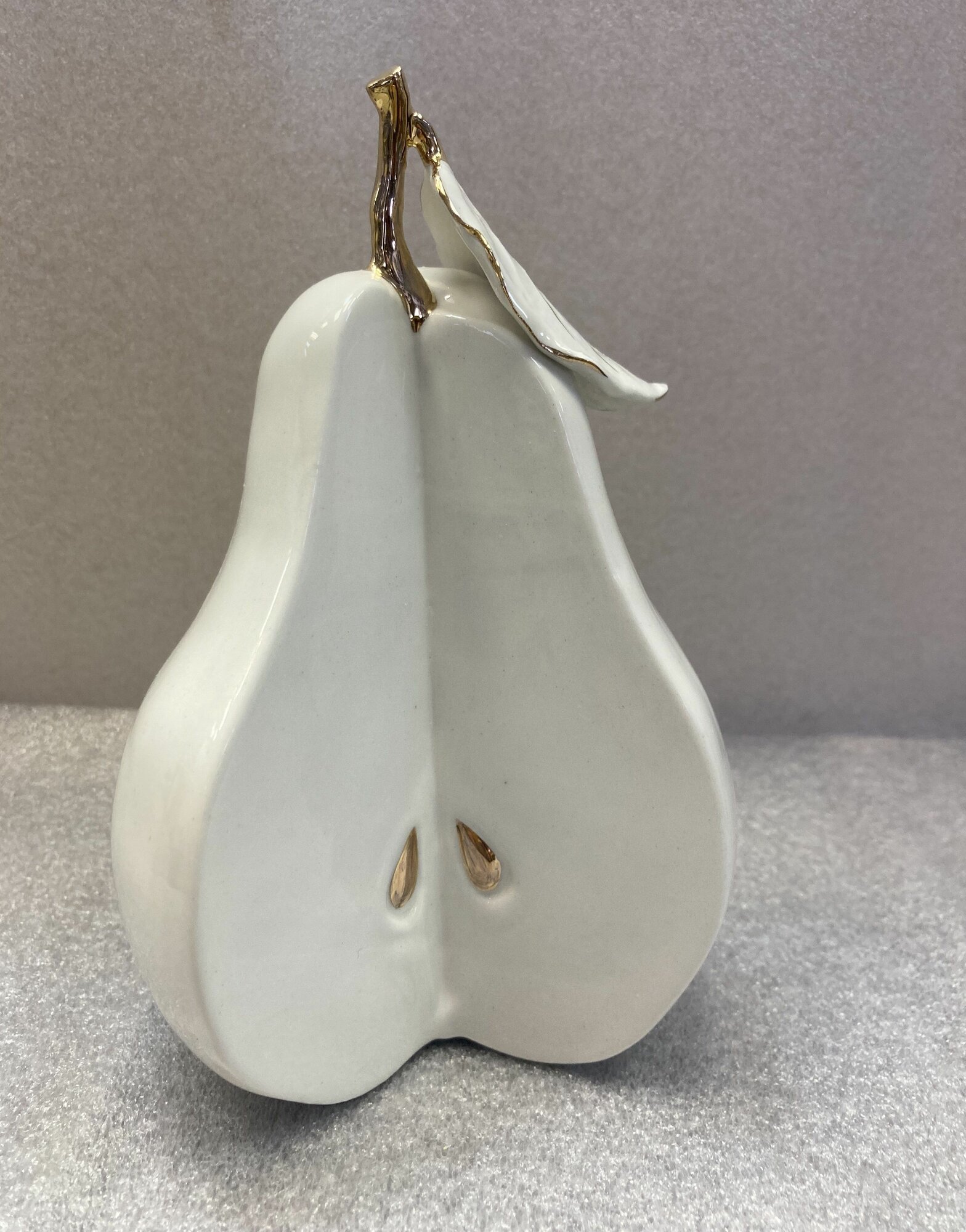 Арт-Салон на Октябрьской дизайнерский арт-объект "Груша", 15,5х10х8 см; фарфор; мастерская майолики Павловой и Шепелева