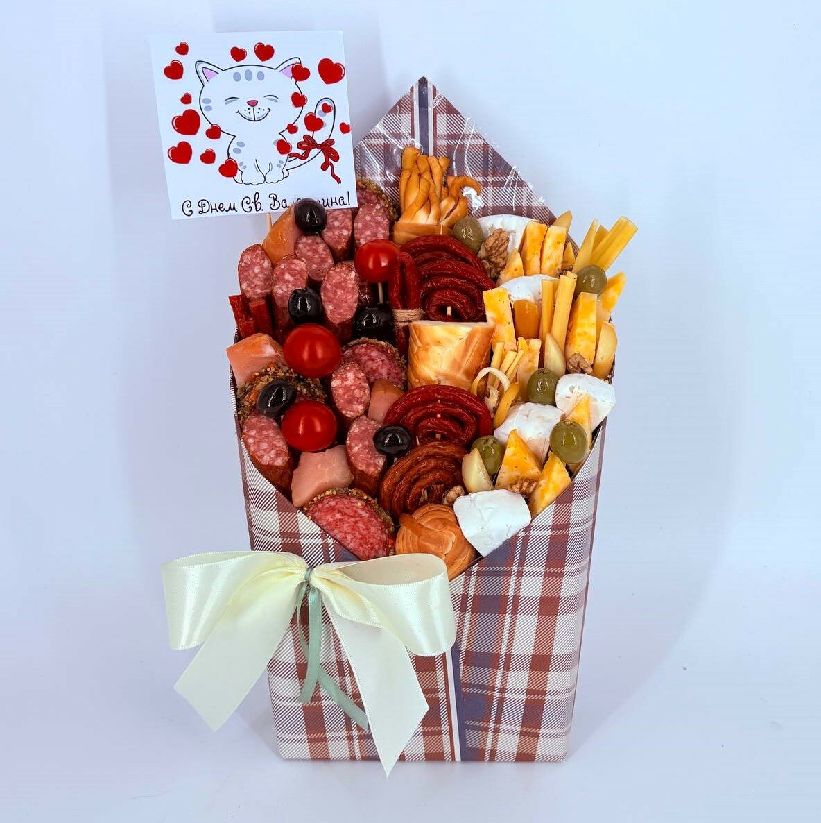 Букет из колбасы и сыра. Подарок на 14 февраля день влюблённых