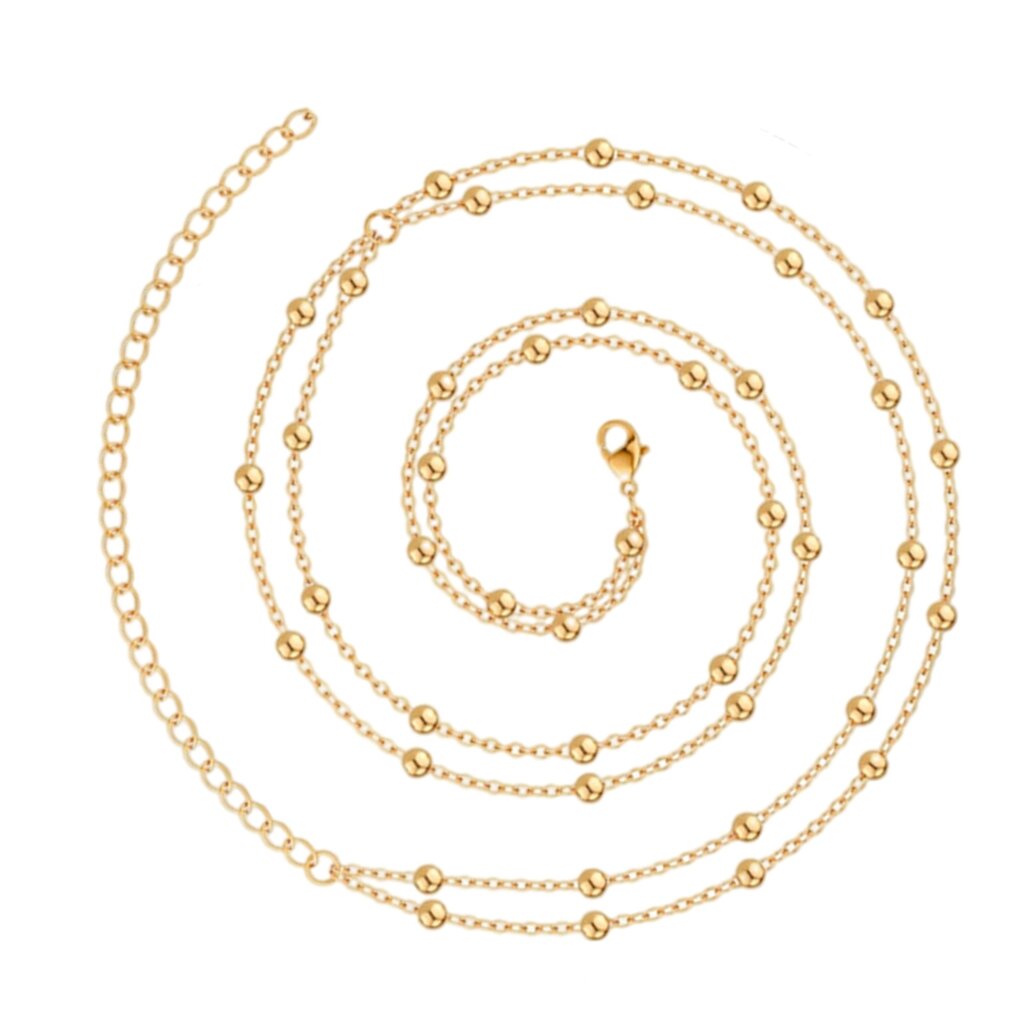 Модная уличная съемка с круглой цепочкой из бисера, уложенной на сексуальный живот, женская цепочка-золото