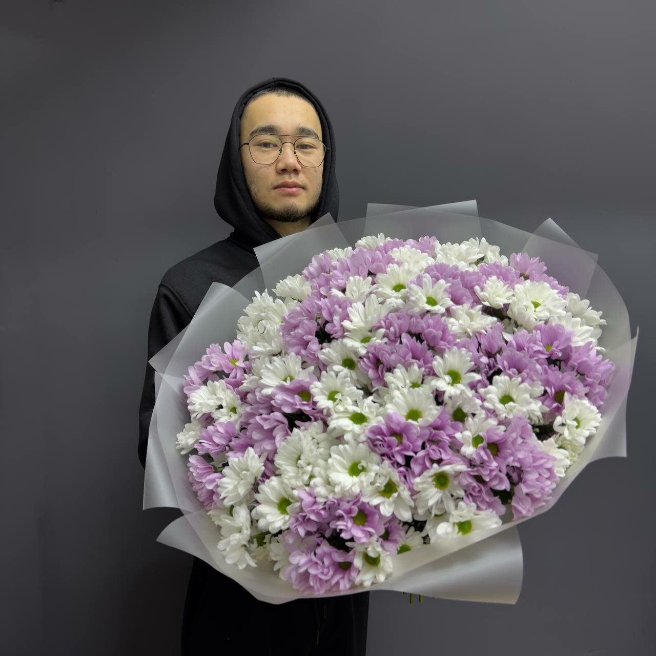 Большая охапка кустовых хризантем микс в количестве 49 штук высотой 60 см с доставкой