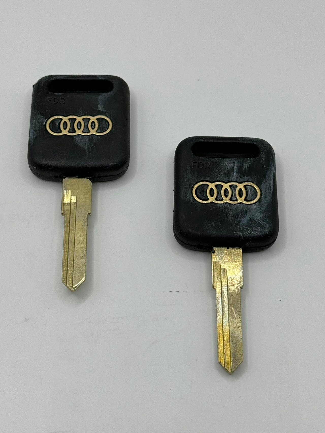 Заготовка ключа Ауди VO8P_HF56P_HU70_HF70 AUDI (C-084) пласт. золот. лого. 5 шт.
