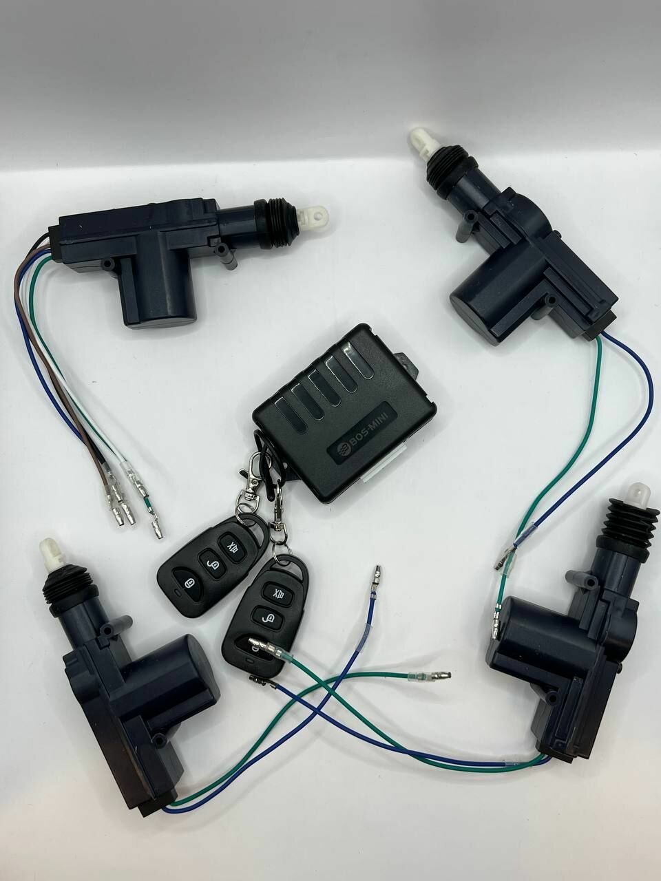 Центральный замок для автомобиля - полный комплект для установки на 4 двери (4 привода, 2 брелока)