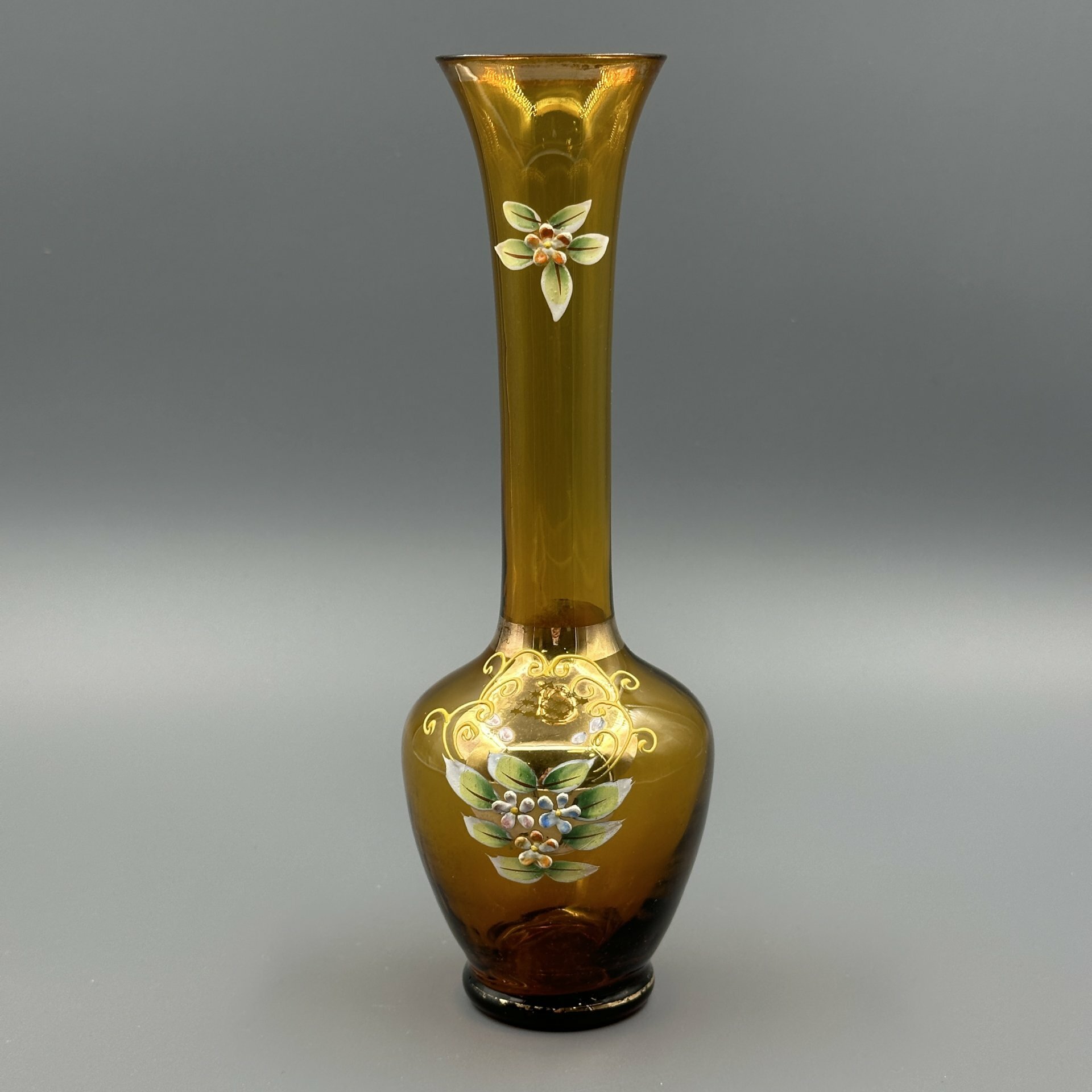 Миниатюрная ваза янтарного оттенкаа с лепным цветочным декором, стекло