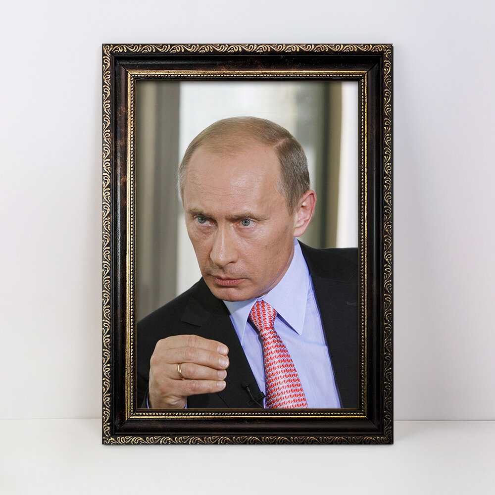 Портрет Путина В. В. в багетной тёмно-коричневой рамке / А-2 (40x60 см.)