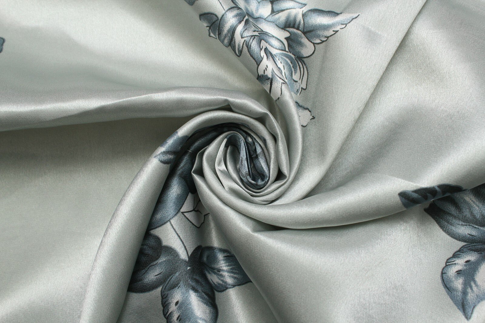 Ткань Атлас-креп тёмно-серые розы на светло-сером, ш142см, 0,5 м