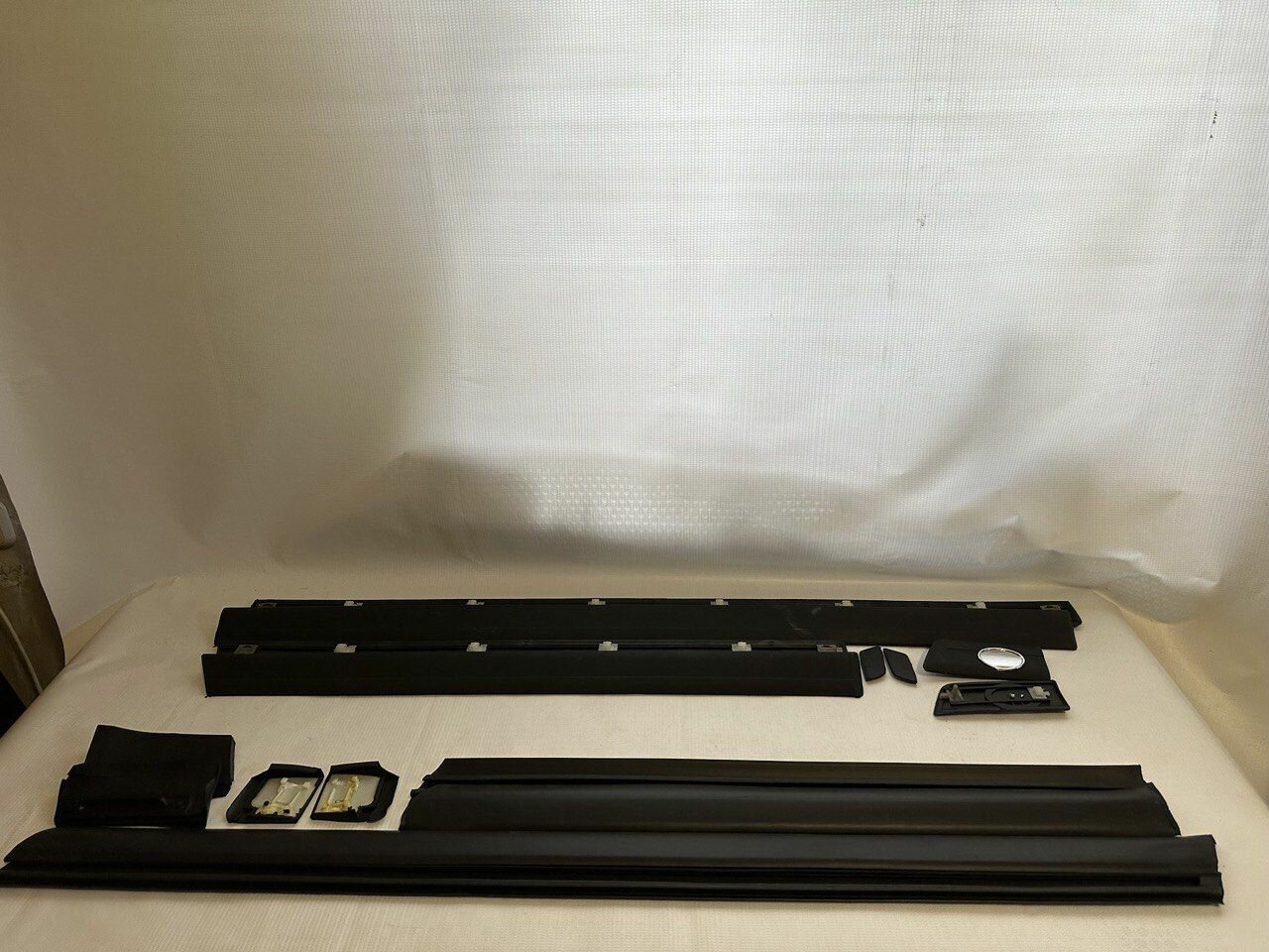 Молдинги двери верхние и нижние ауди 100 45 кузов полный комплект с креплением для Audi 100 хорошее качество