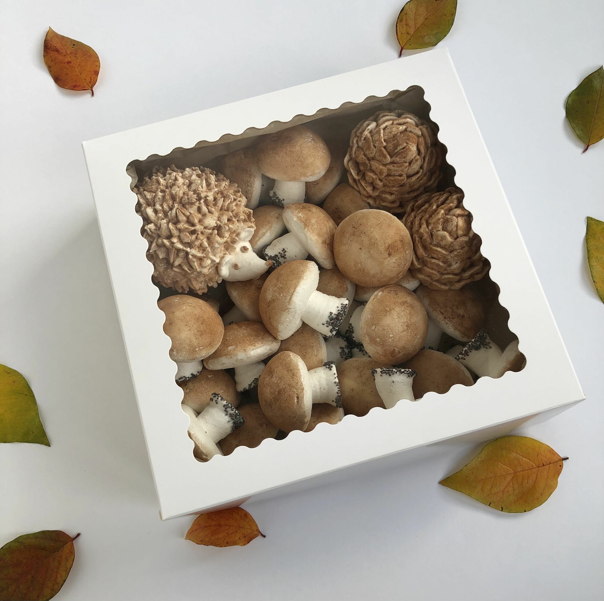 Зефирные грибы ручной работы на Новый год в подарочной коробке 20*20 см