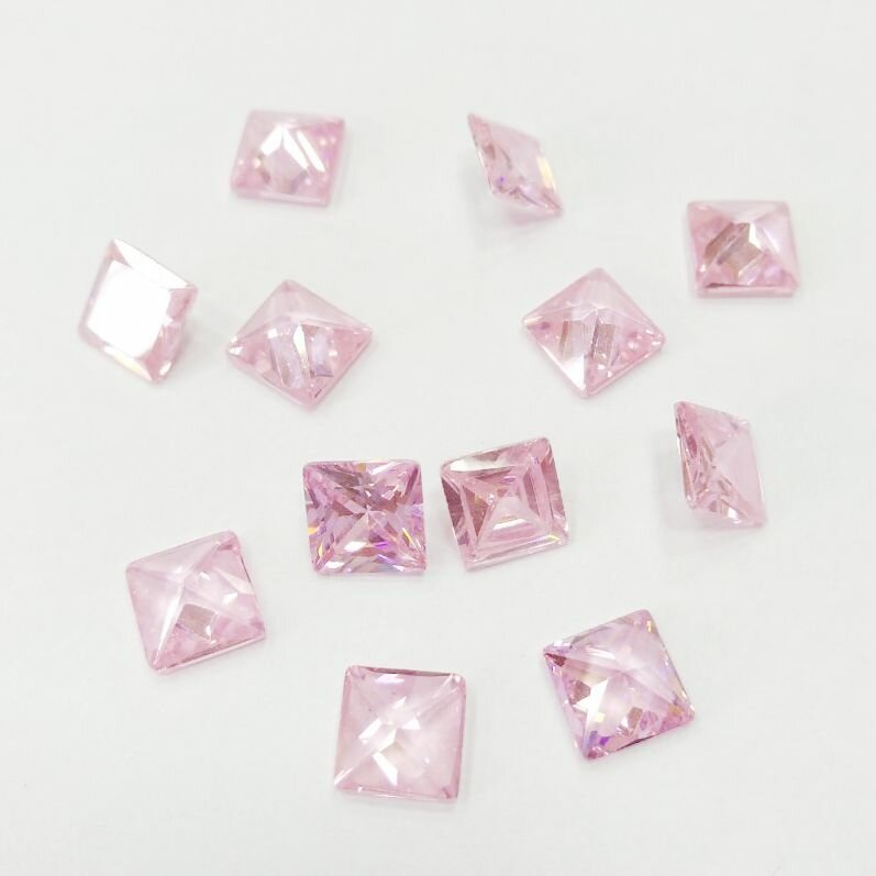 Ювелирный кристалл из фианита, 5х5мм, форма квадрат, нежно-розовый, 1 шт.